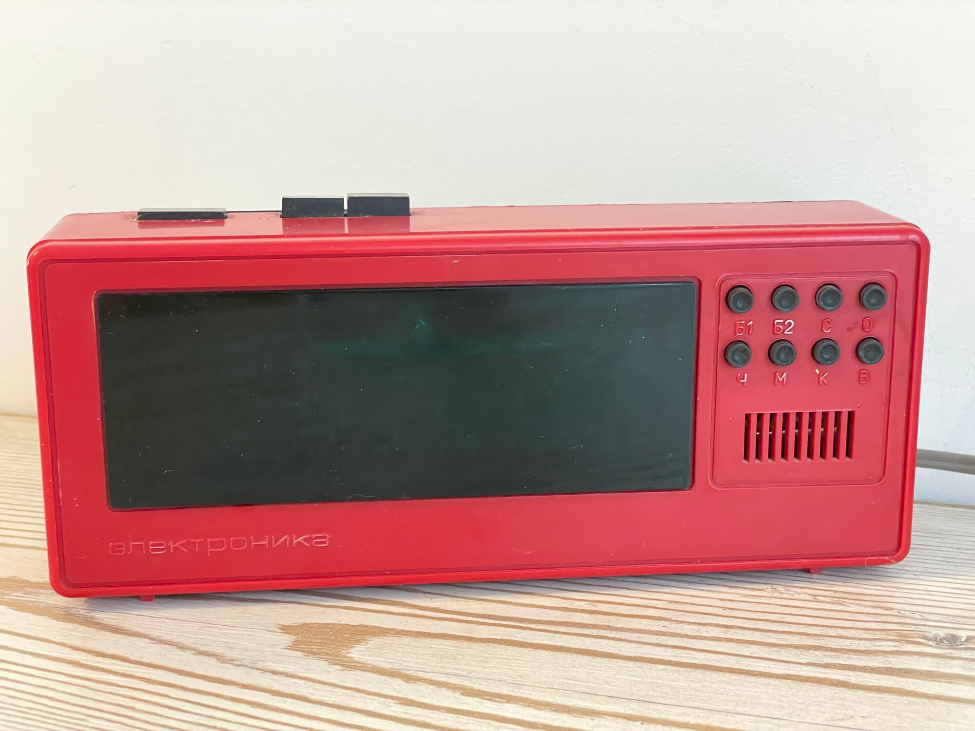 Настольные, электронные часы "Электроника" Винтаж. СССР 1960-70 годы, красный корпус, зеленый циферблат