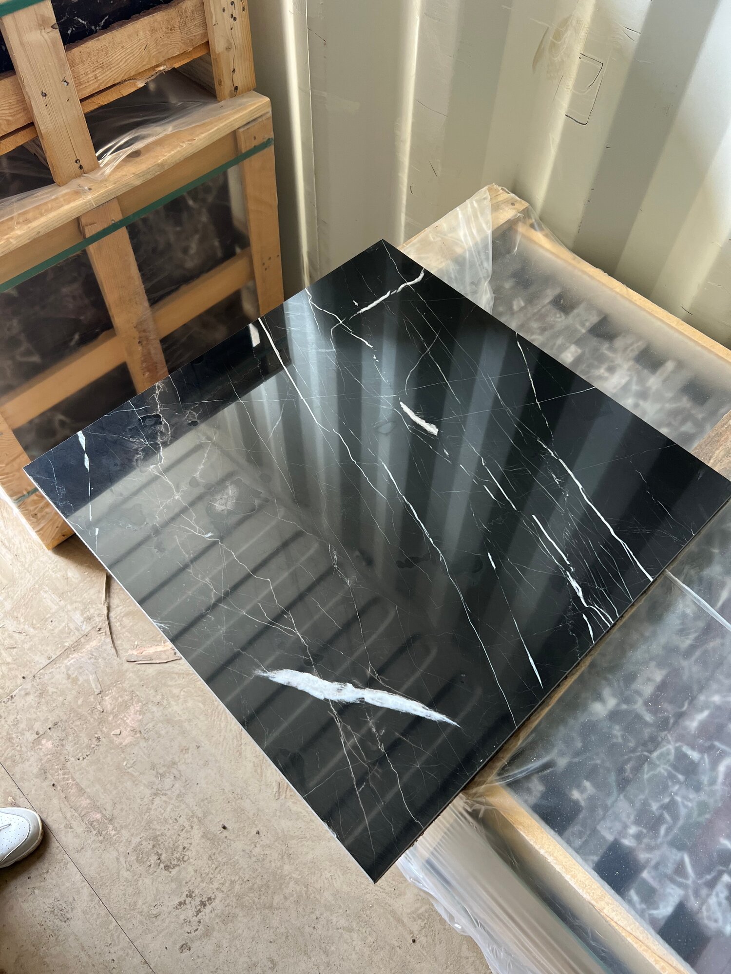 Чёрная мраморная плитка Negro Marquina размер 60*60 толщиной 2 см с полированной поверхностью