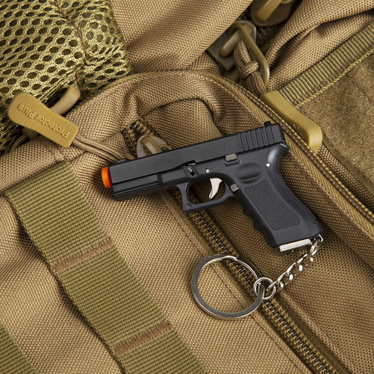 1:3 Масштабная ключница с выбрасываемым корпусом Glock G17, полусплавная, без гравировки, подарок для взрослых, игрушка-подвеска