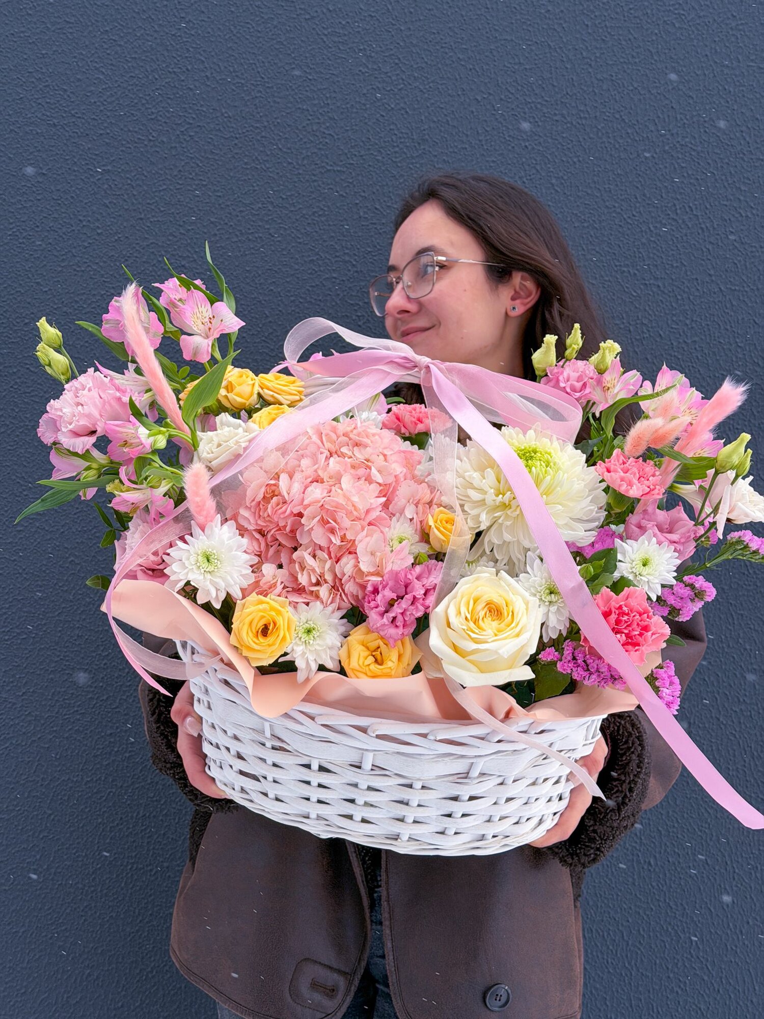 Нежная корзина с гортензией, розами, альстромерией "Изящный шик"