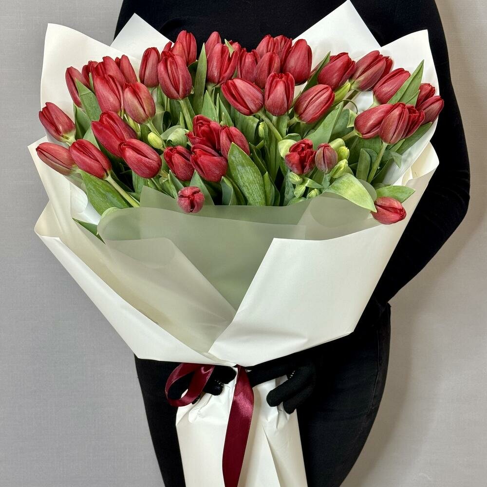 Букет Divaflora тюльпаны красные 55 штук , высота 50 см, дизайнерская упаковка, атласная лента