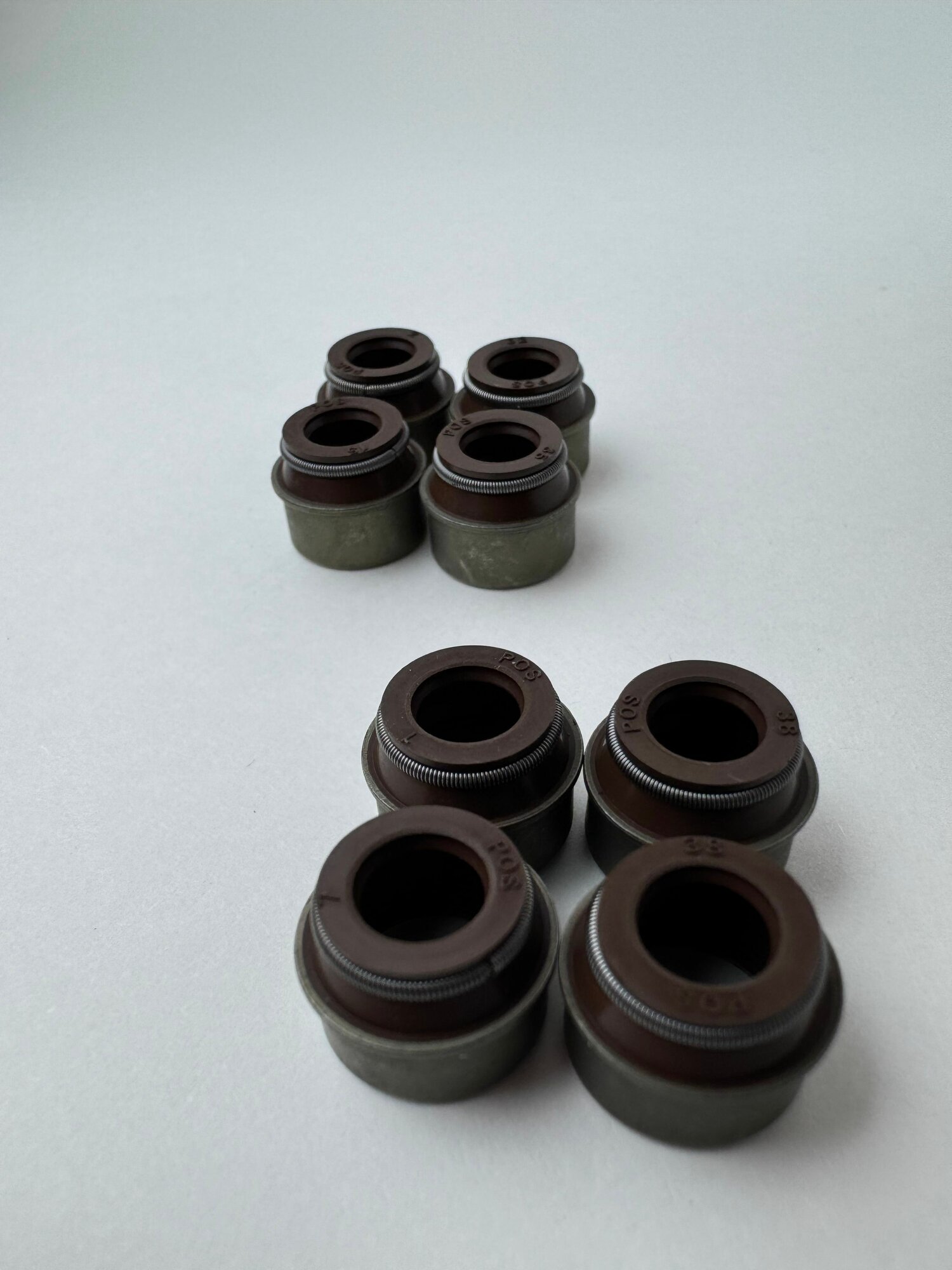 8 штук. Колпачок маслосъемный 8200234651. Renault Logan Sandero Symbol Lada Largus. Моторы 1.4 и 1.6. 8 клапанные K7M K7J