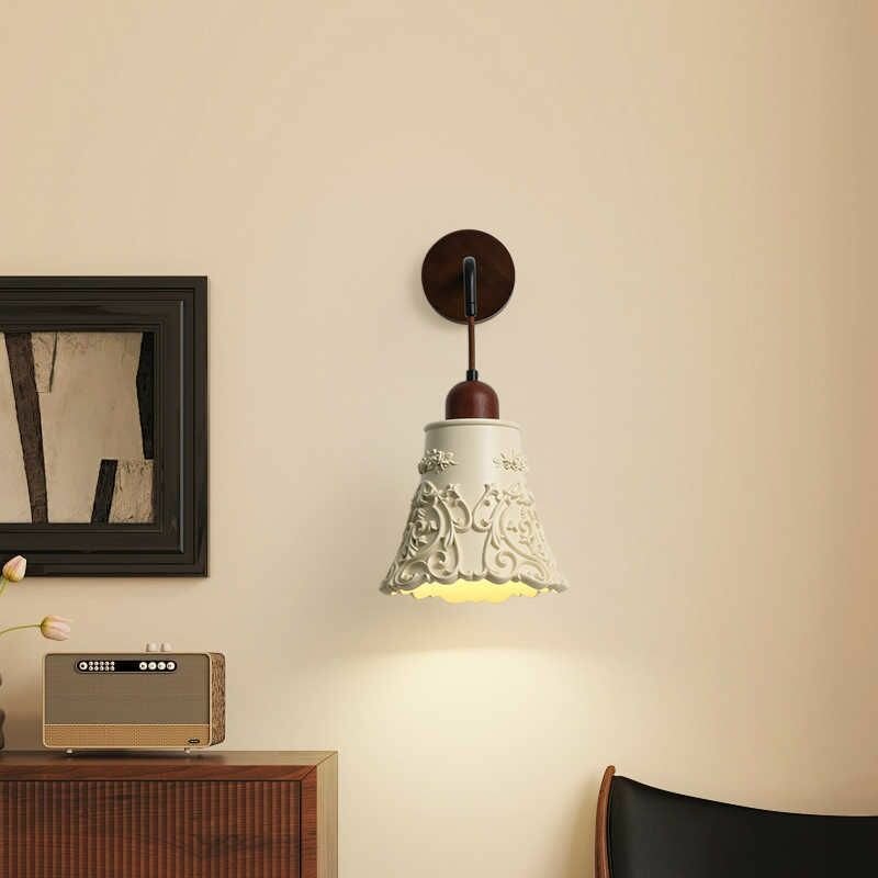 Настенный бра в стиле французского крема с цветочной скульптурой из смолы