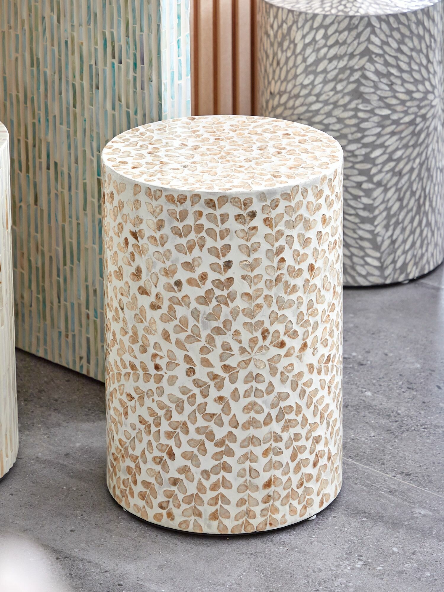 67-022 Столик акцентный с отделкой раковинами устриц 33х33х48см, Glasar