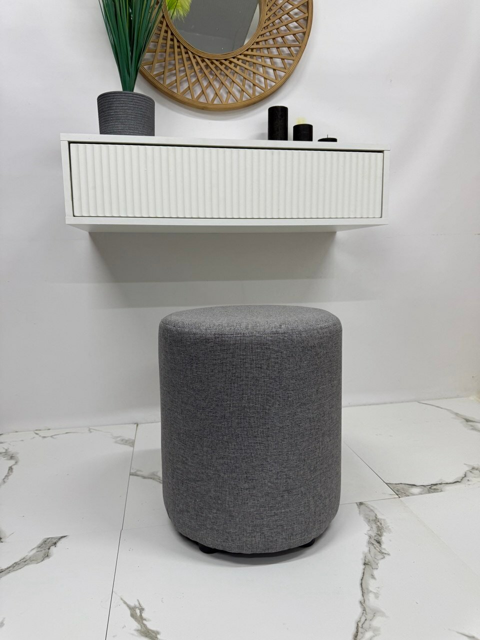 Круглый серый пуфик