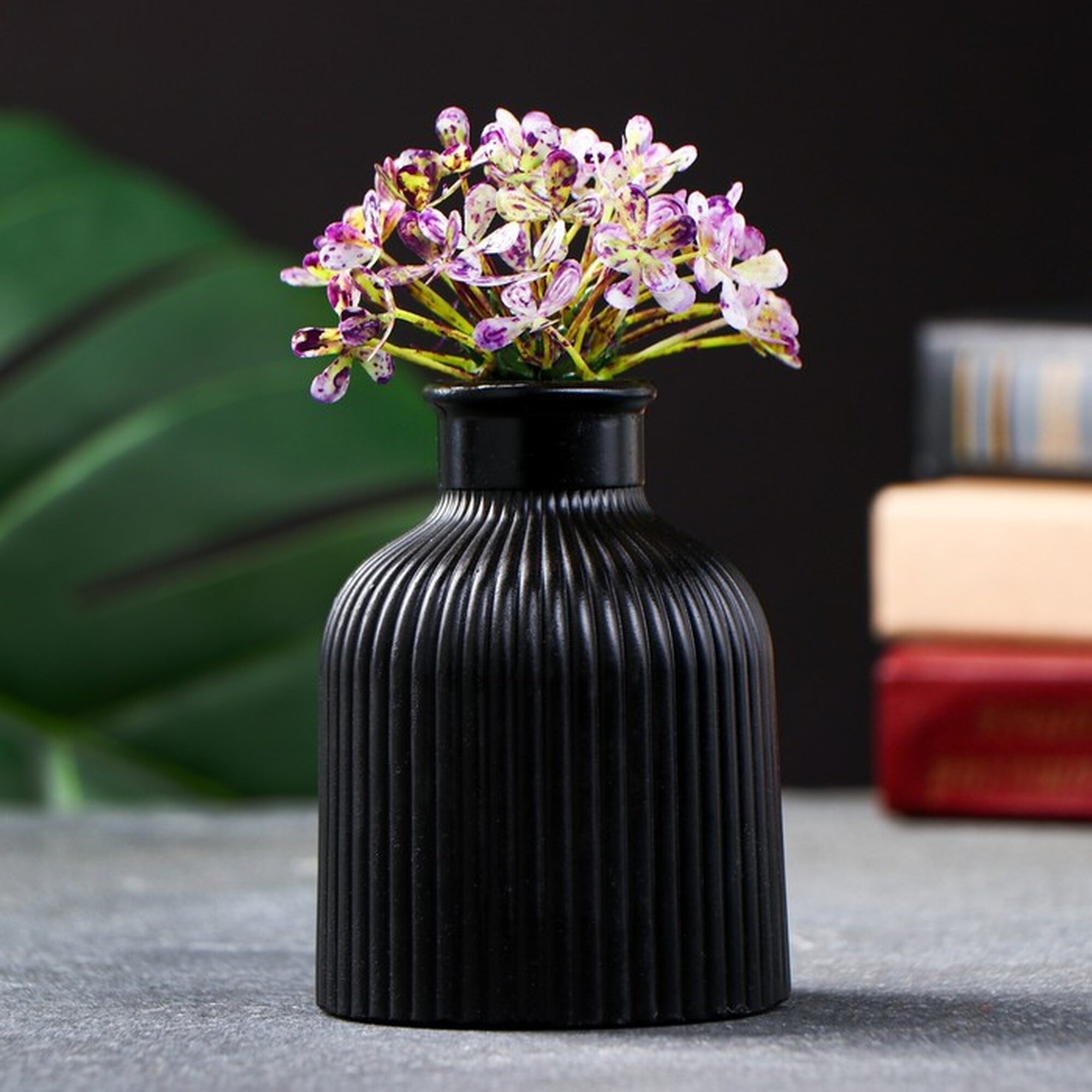 Гипсовая ваза для цветов, сухоцветов «Кувшинчик в полоску», настольная, 9.5×7 см, чёрный