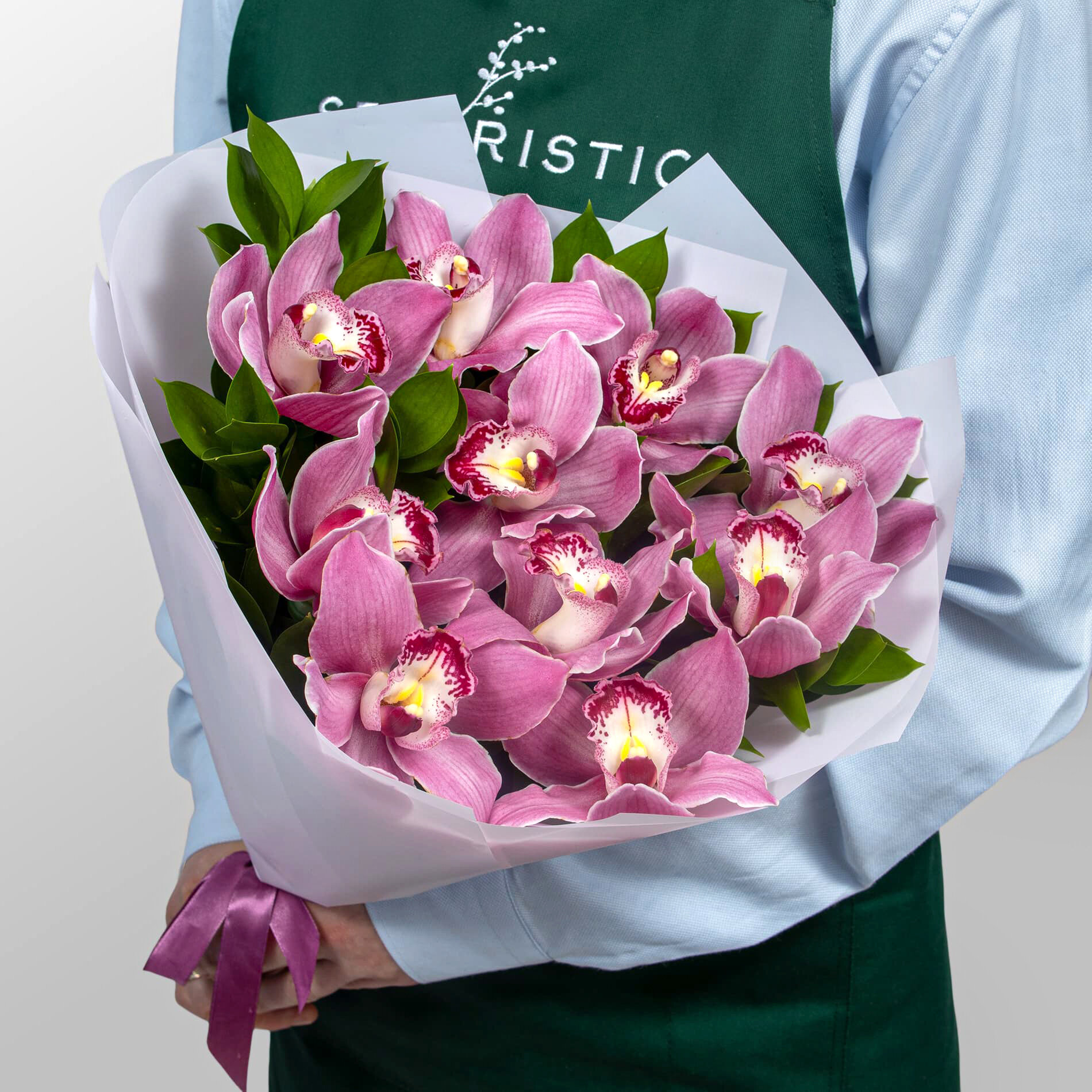 Букет STUDIO FLORISTIC Розовый мираж , орхидеи цимбидиум, 11 цветов, 45см, пленка, листья рускуса