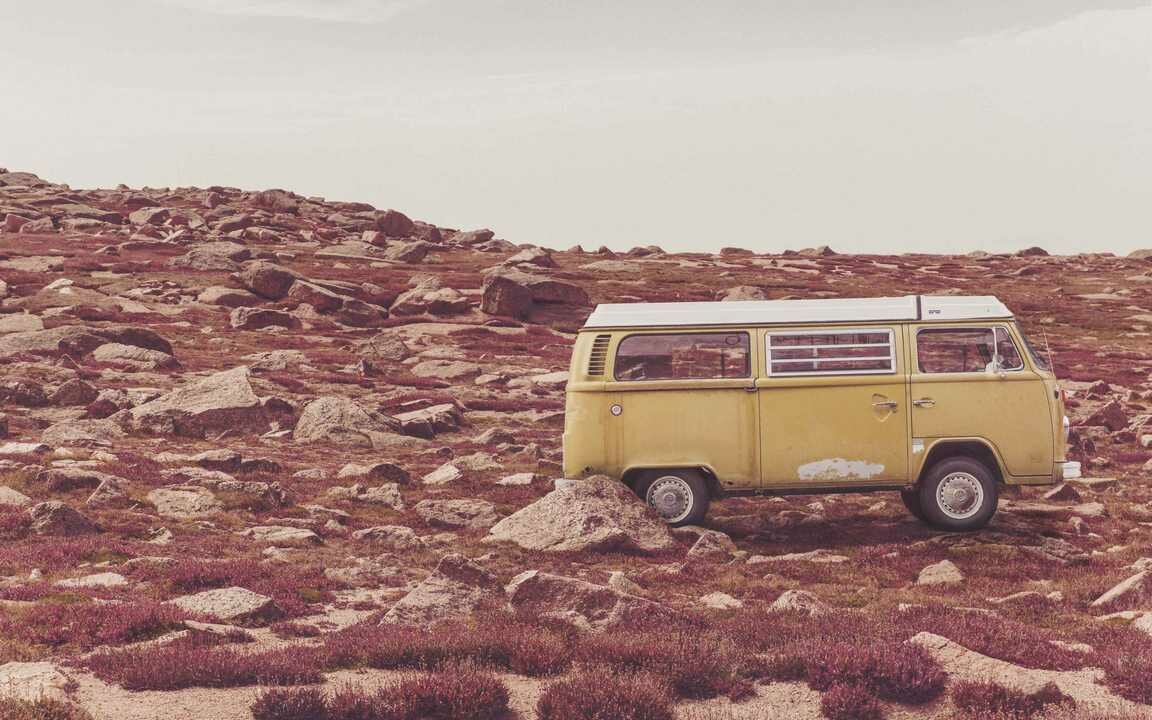 Картина на холсте 110x60 LinxOne "Автобус, камни, трава" интерьерная для дома / на стену / на кухню / с подрамником