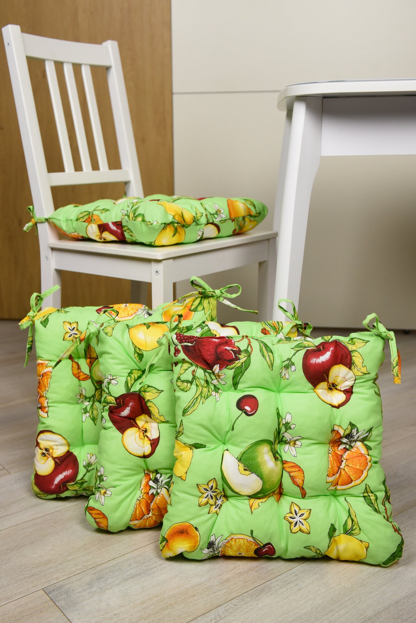 Комплект (4 шт) подушек 40х38х5 на завязках с имитац. 9 пуговиц, хлопок, Фрукты