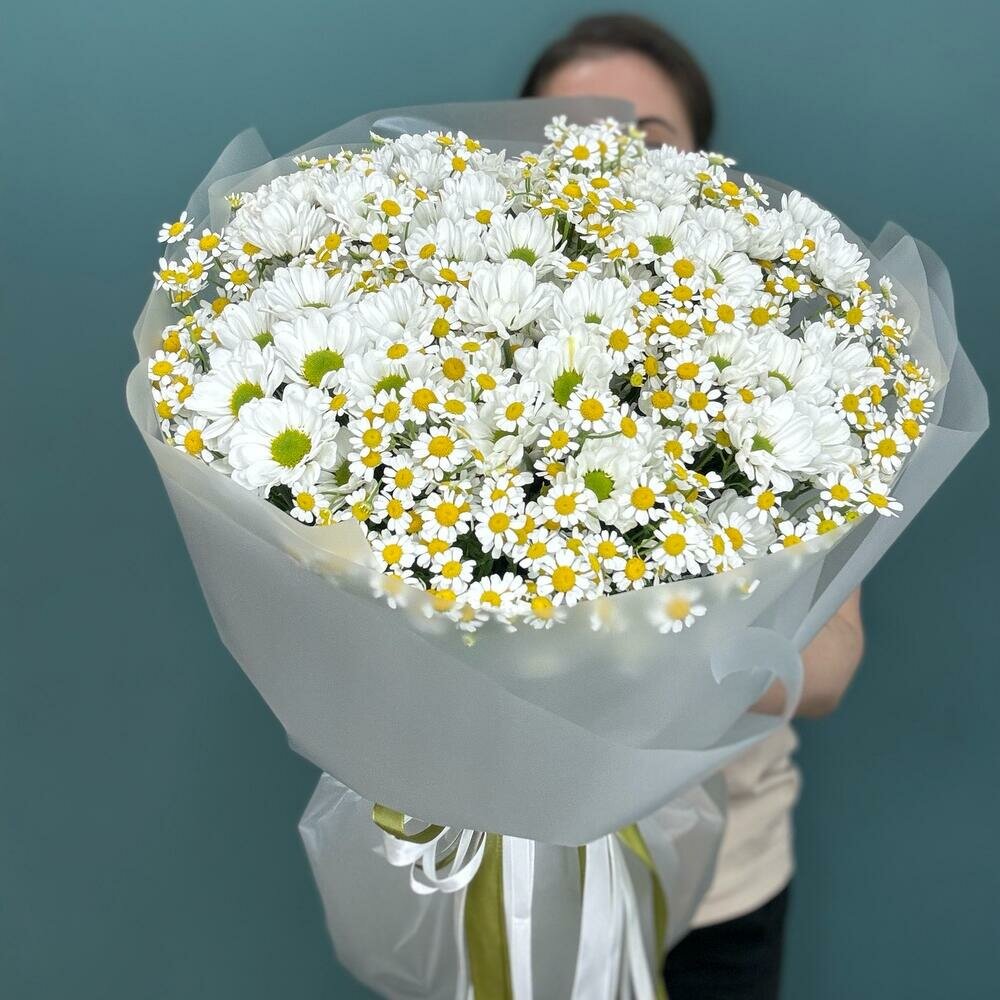 Букет из ромашек (танацетум) и сантини (хризантемы) в упаковке