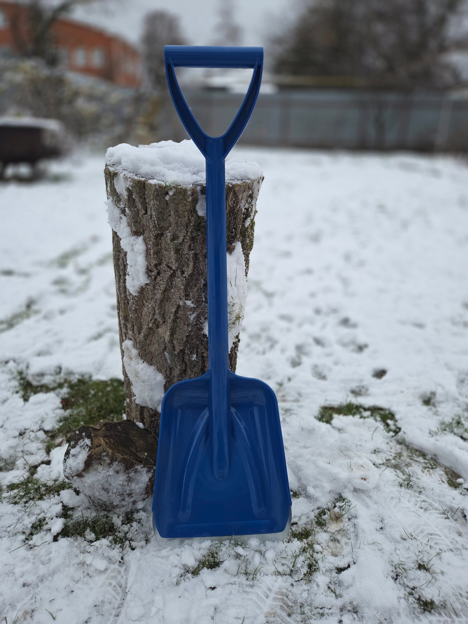 Лопата автомобильная цельнолитая пластиковая с металлической планкой