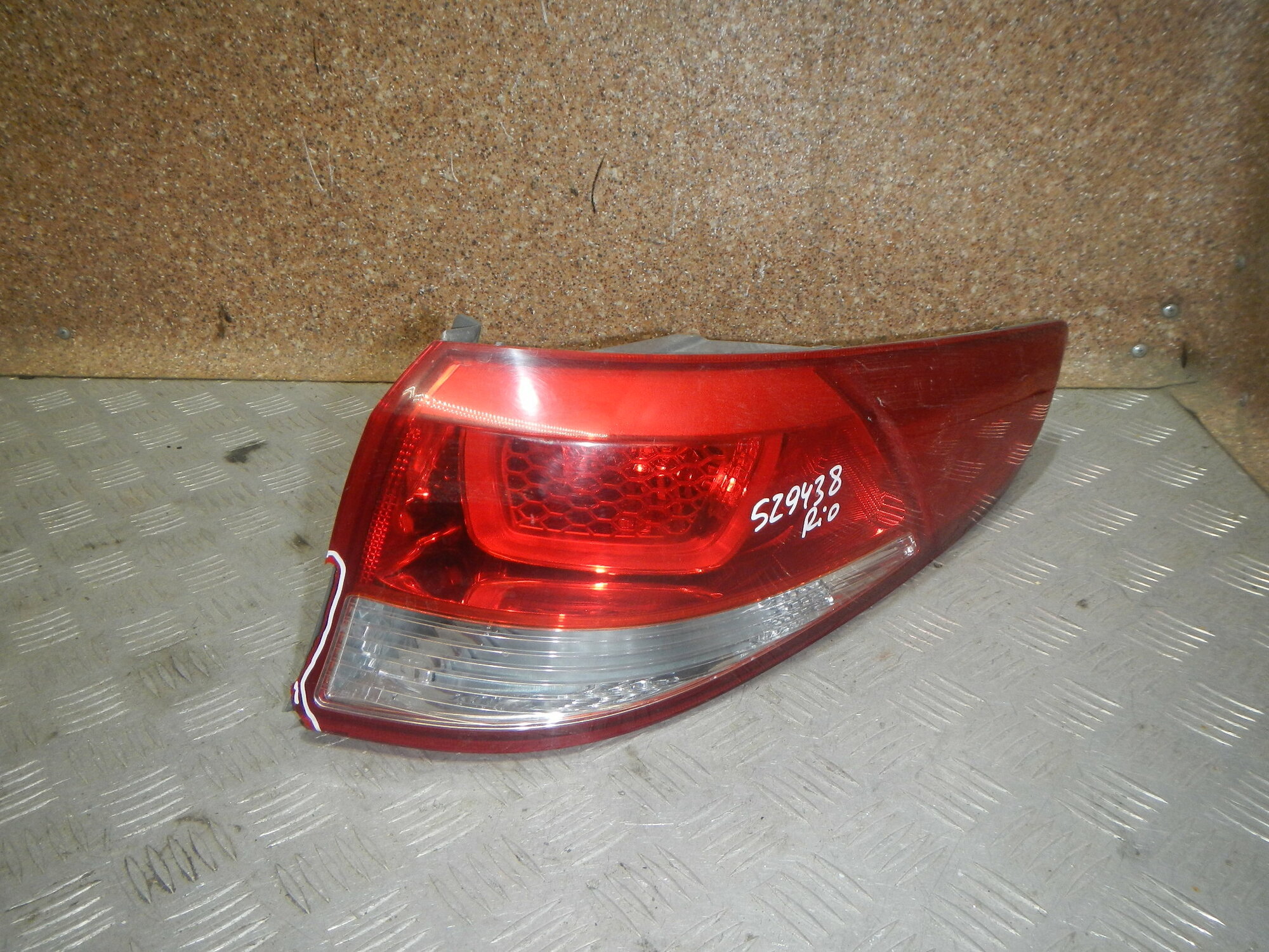 Б/У Фонарь задний правый, KIA (Киа)-RIO (15-) KIA RIO (15-) седан Нет куска стекла. 529438 Hyundai-KIA арт. 924024X500