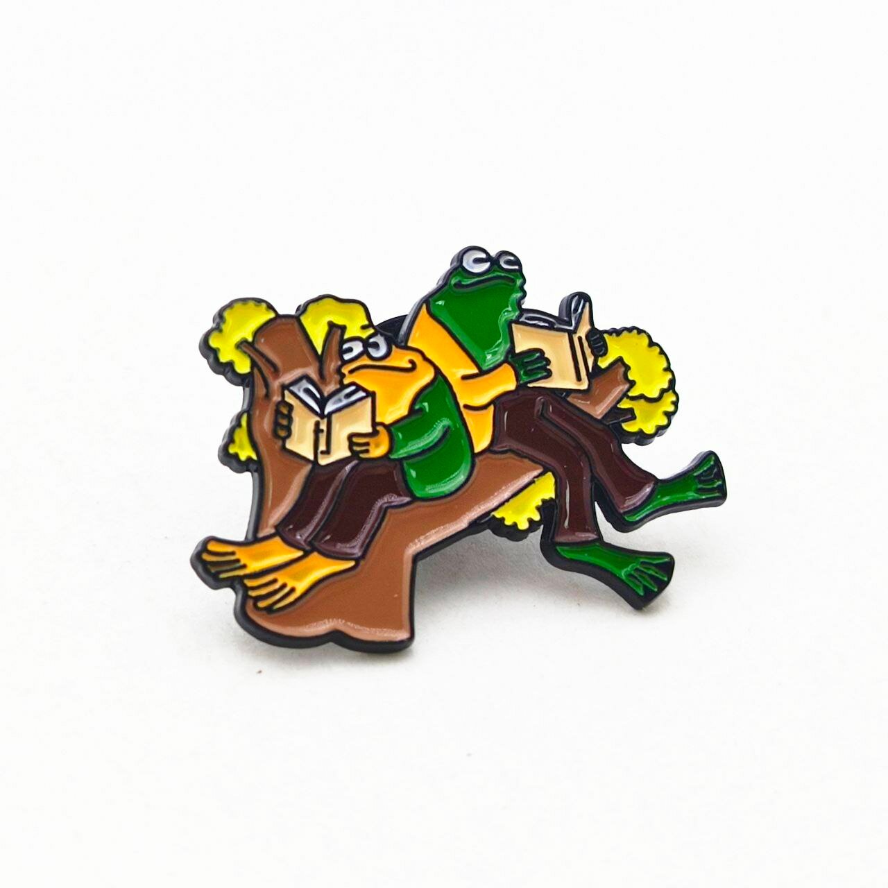 Значок на одежду, рюкзак и сумки "Лягушки с книгами на дереве "/ Коричневый / 1 шт.