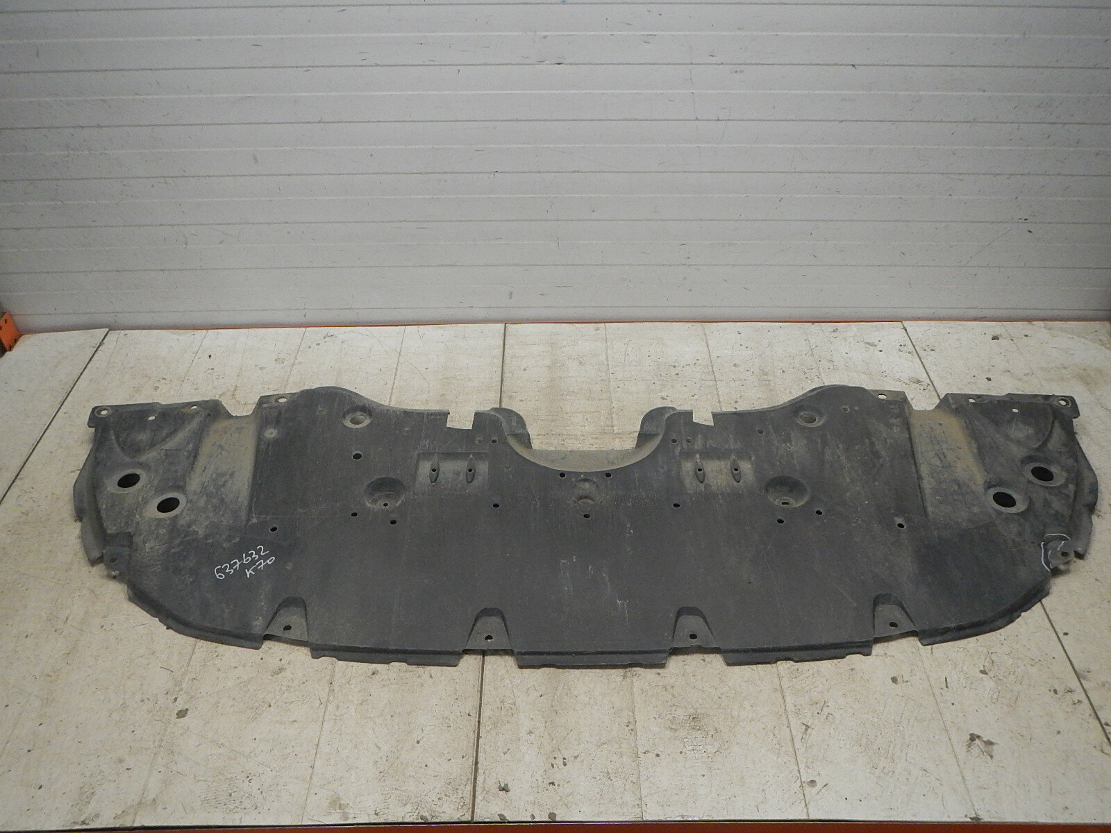 Б/У Пыльник двигателя, Toyota (Тойота)-CAMRY 70 (17-) TOYOTA CAMRY 70 (17-) Задиры, трещина, нет куска. 637632 TOYOTA ар...