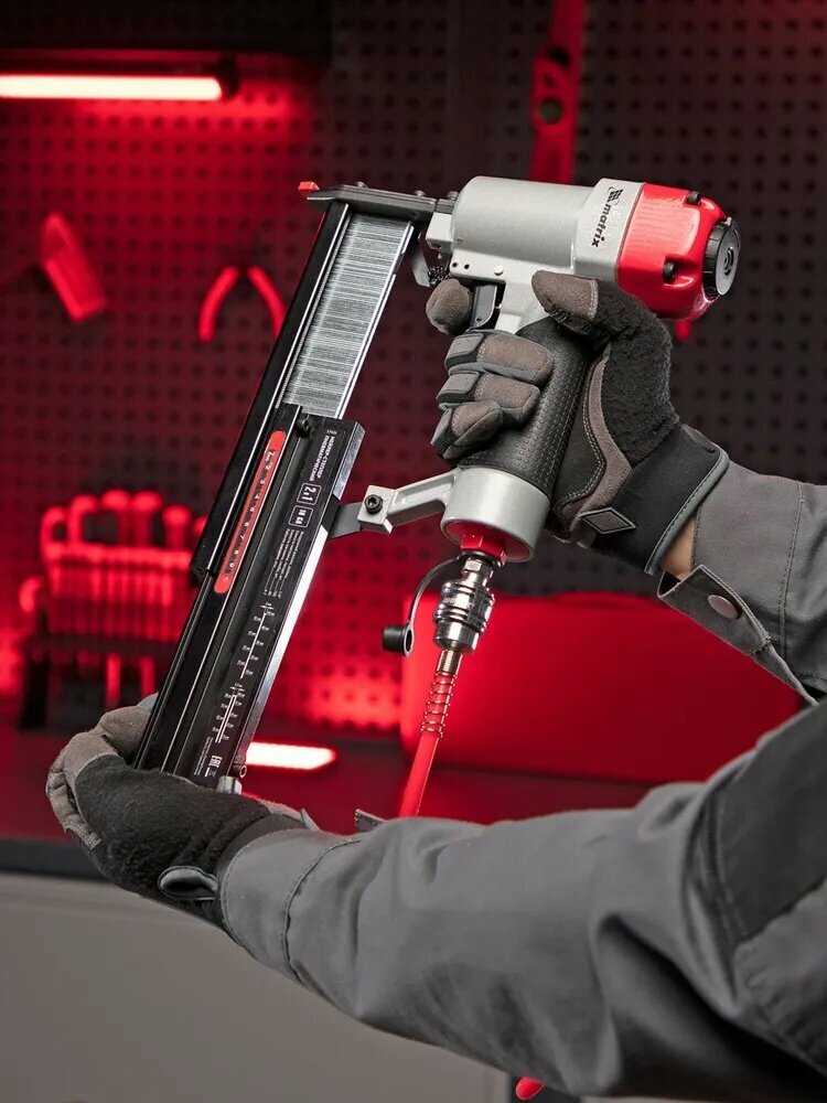 Нейлер пневматический MATRIX 2 в 1, скобы 18GA и гвозди 18GA, предохранитель от случайного срабатывания, 2 имбусовых ключа и масленка в комплекте, степлер строительный пневматический, 57426