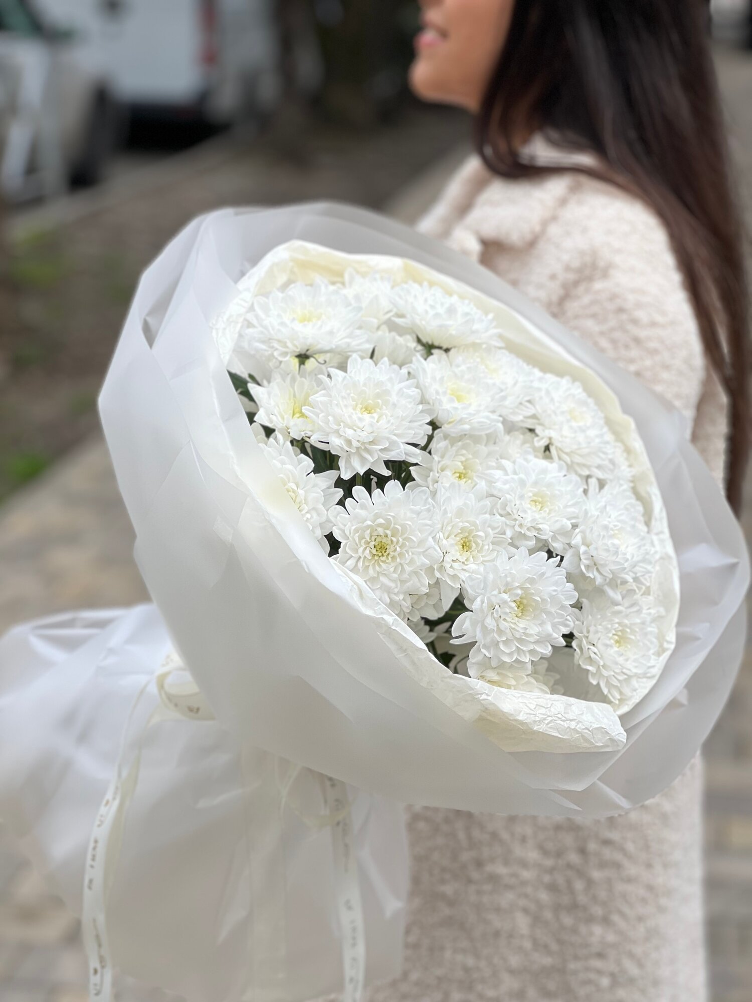 Букет хризантем "Алтай", белоснежный, ароматный, в нежной упаковке