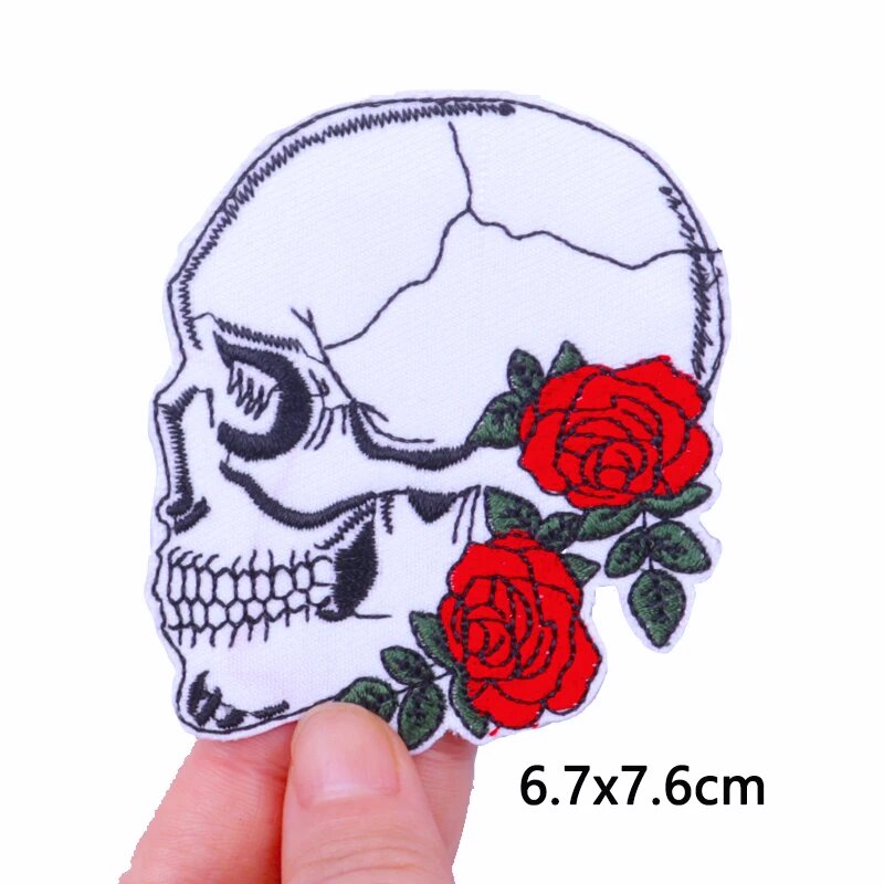Нашивка череп с розами, 6.7x7.6 см, Цвет: PE6608CT