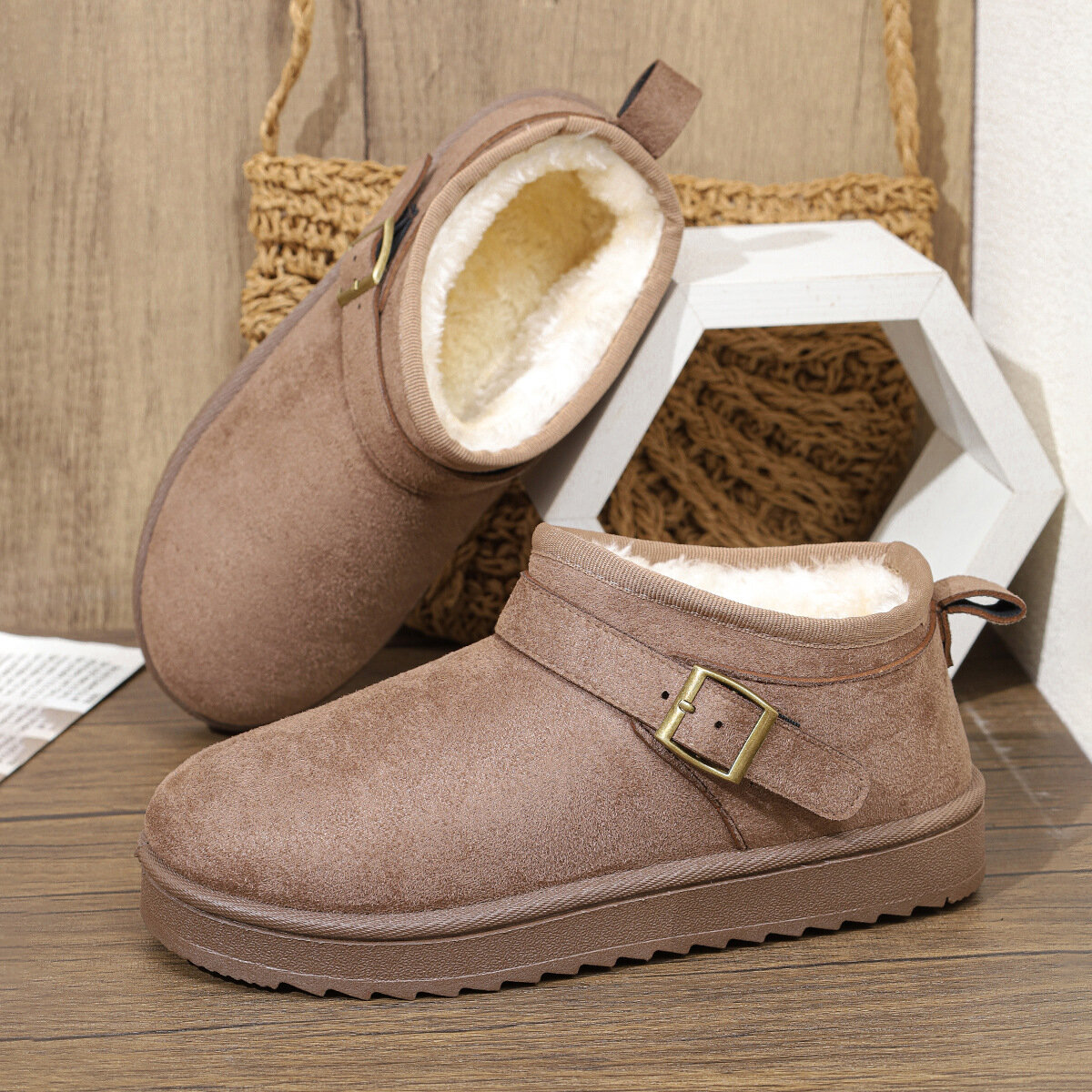 Женские зимние ботинки на толстой подошве, модель 2025 года, новый стиль, хлопковые туфли с пряжкой на ремне для ношения на открытом воздухе, а также короткие бархатные ботинки большого размера.