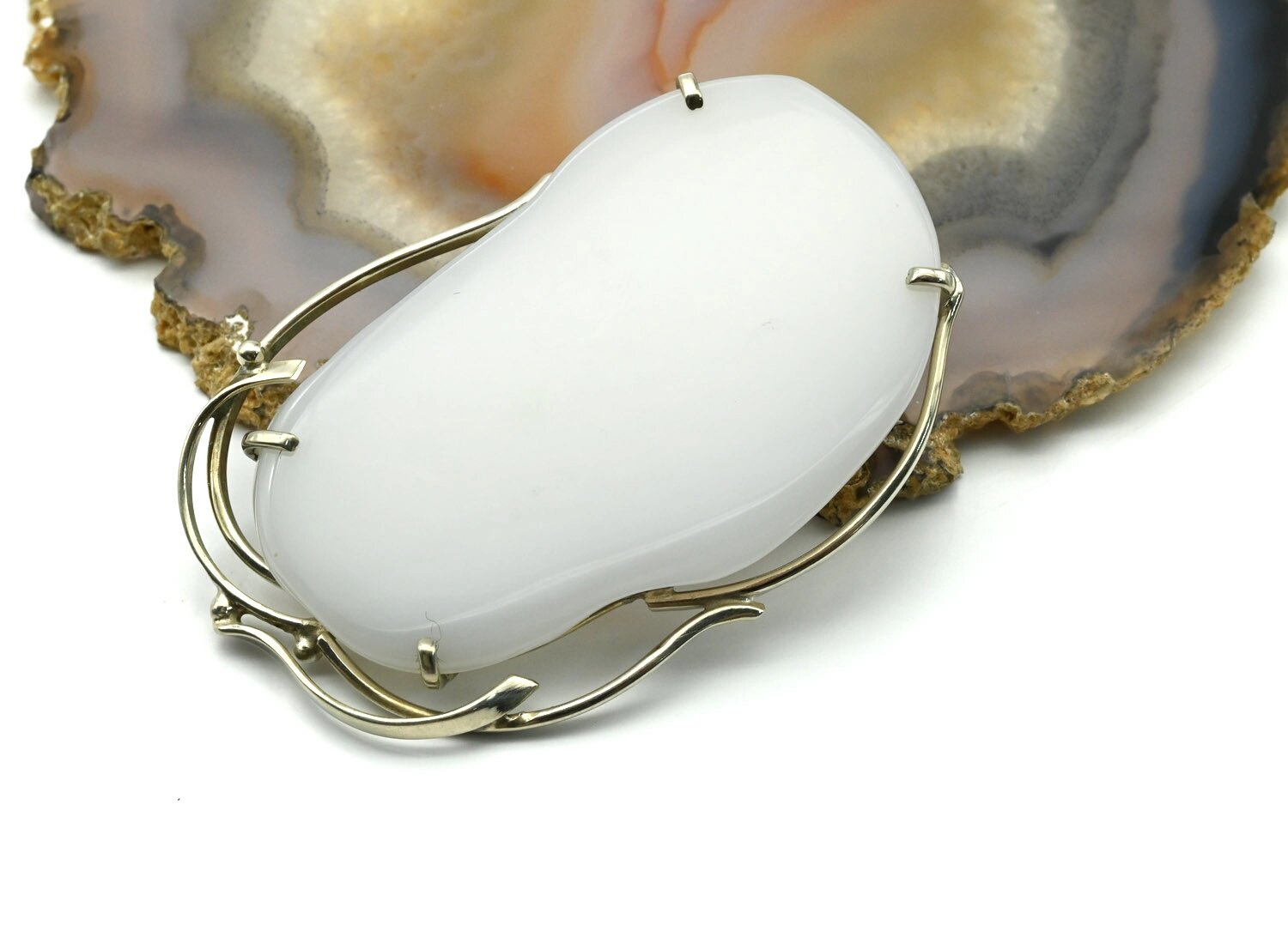 Брошь, кахолонг