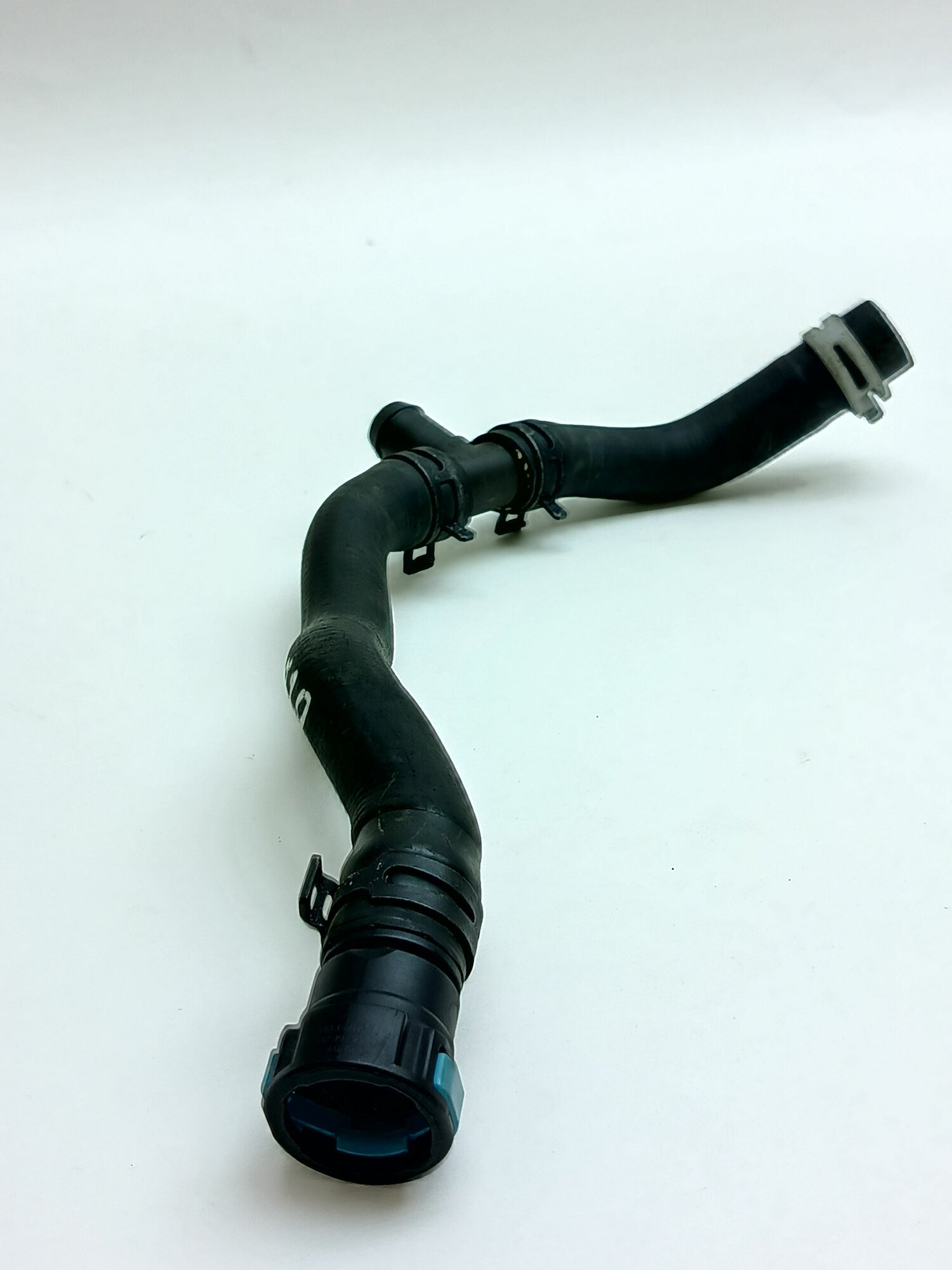 Патрубок сист. охлажд. (с термостата на радиатор отопителя) 14- Ford Transit