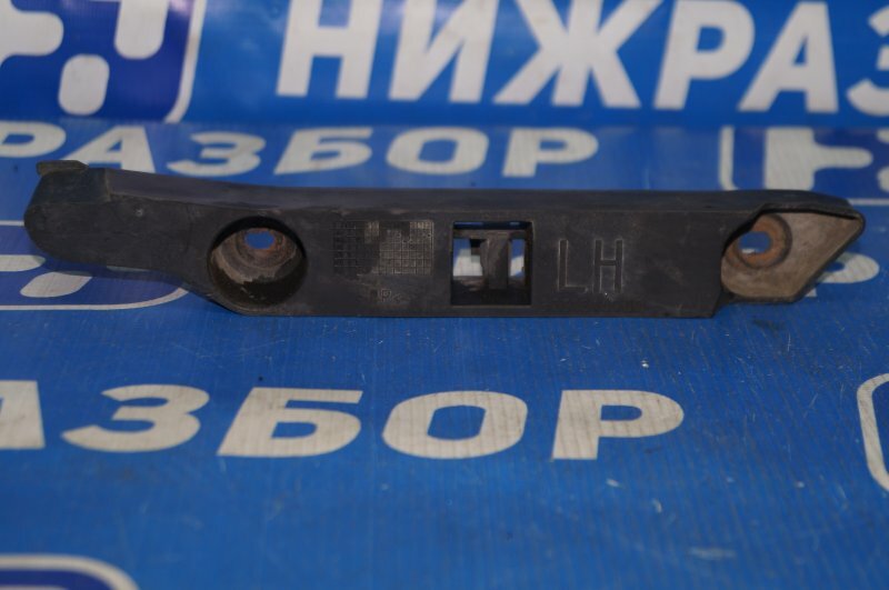 Направляющая бампера Ford Focus 2 2008 перед. лев. (б/у) 3001814700