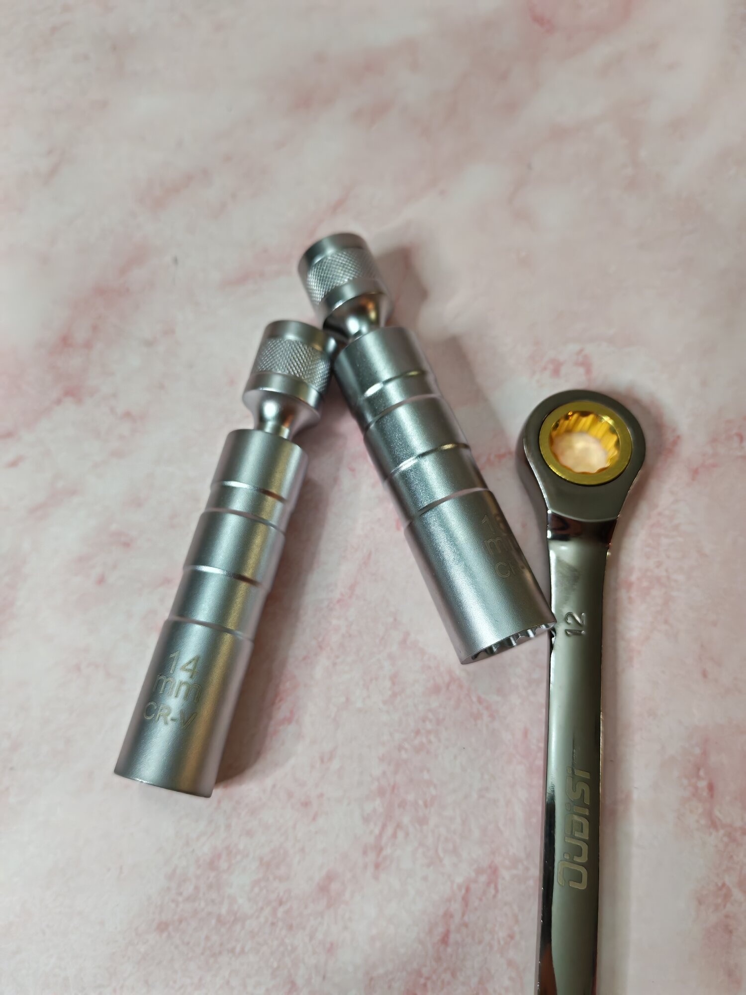 Набор из Шарнирных свечных головок 14 мм CR-V, 16 мм CR-V, и ключа на 12.