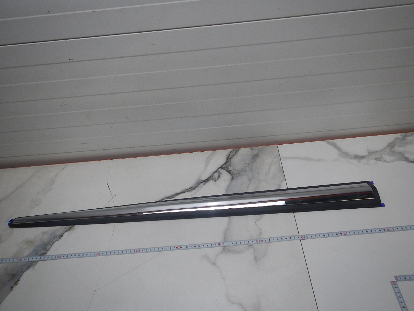 Б/У Молдинг двери передней левой, Suzuki (Сузуки)-VITARA (15-) SUZUKI VITARA (15-) Новый, потертости. 637625 SUZUKI арт....