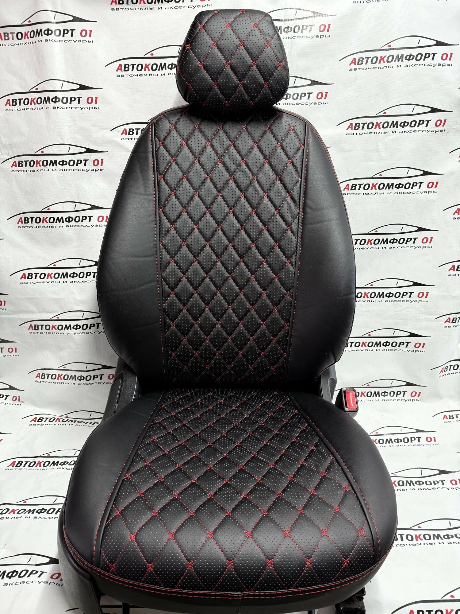 Комплект чехлов ELITE для Geely Emgrand II с 21г. / Belgee S50 с 24г. Экокожа, ромб, черный, красная строчка.