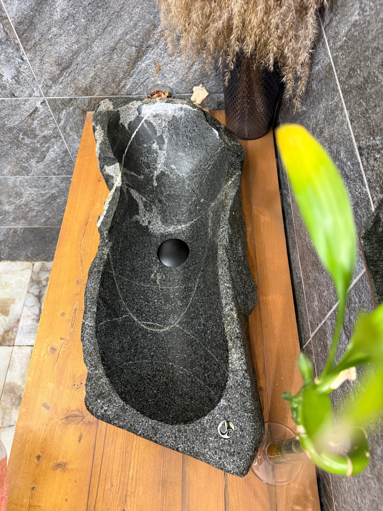 Раковина накладная из натурального камня Black Swan, Nero Marquina (73х33)