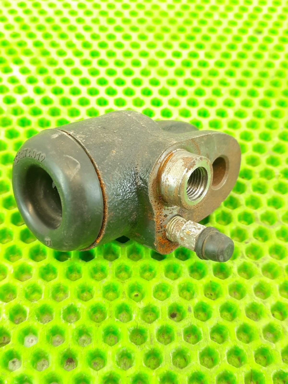 Цилиндр тормозной перед. лев.