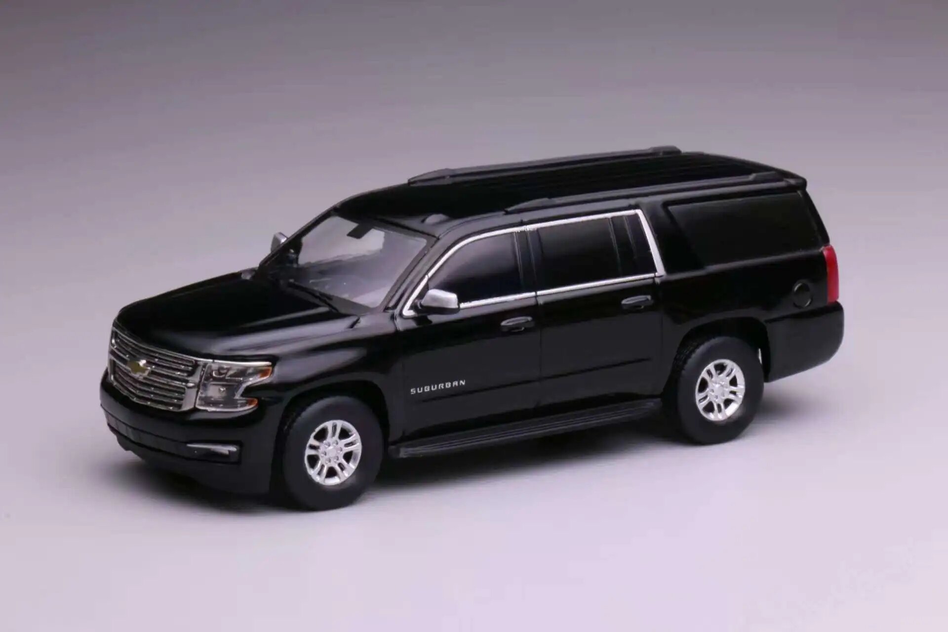Черный Chevrolet Suburban 1:64 масштаб