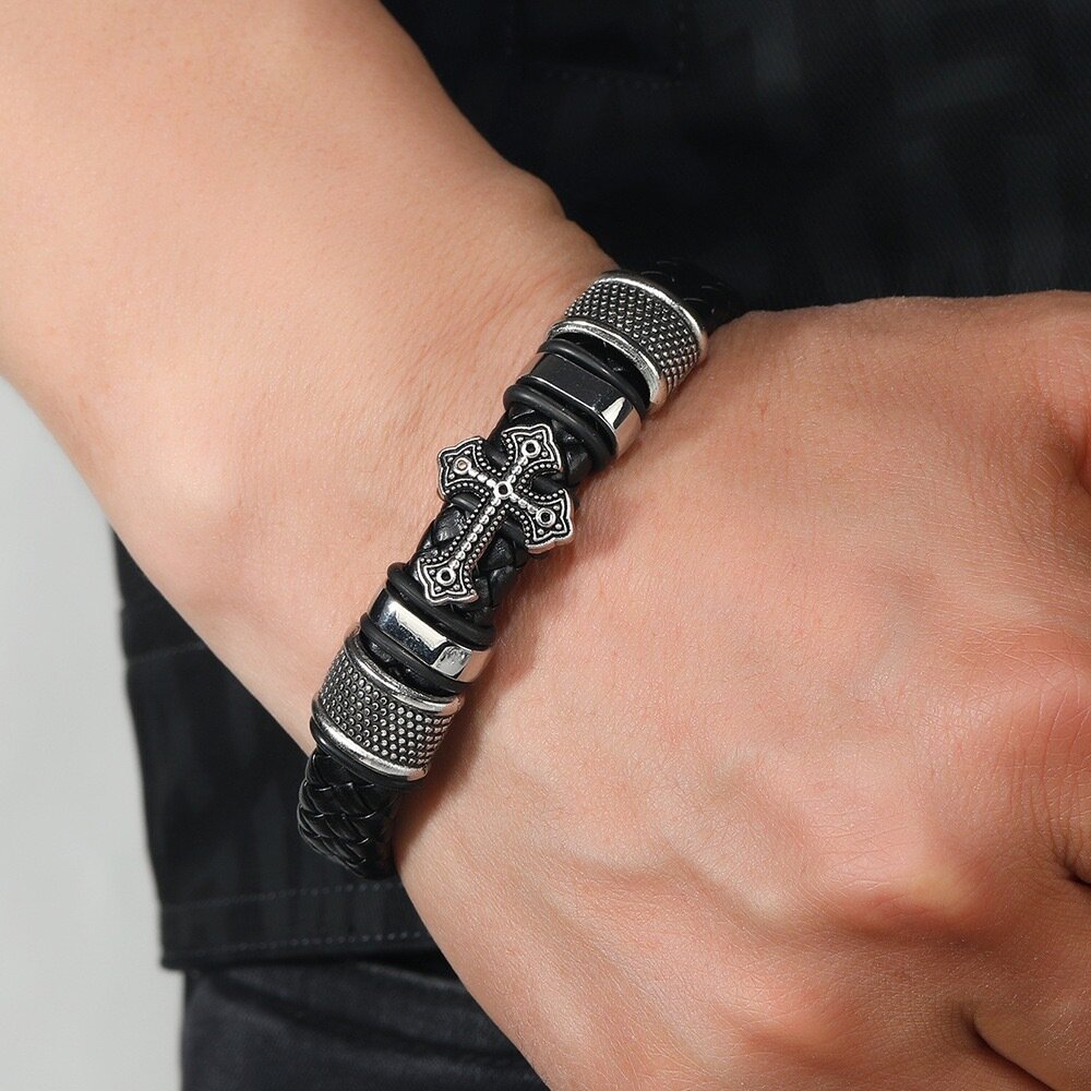 Плетеный браслет