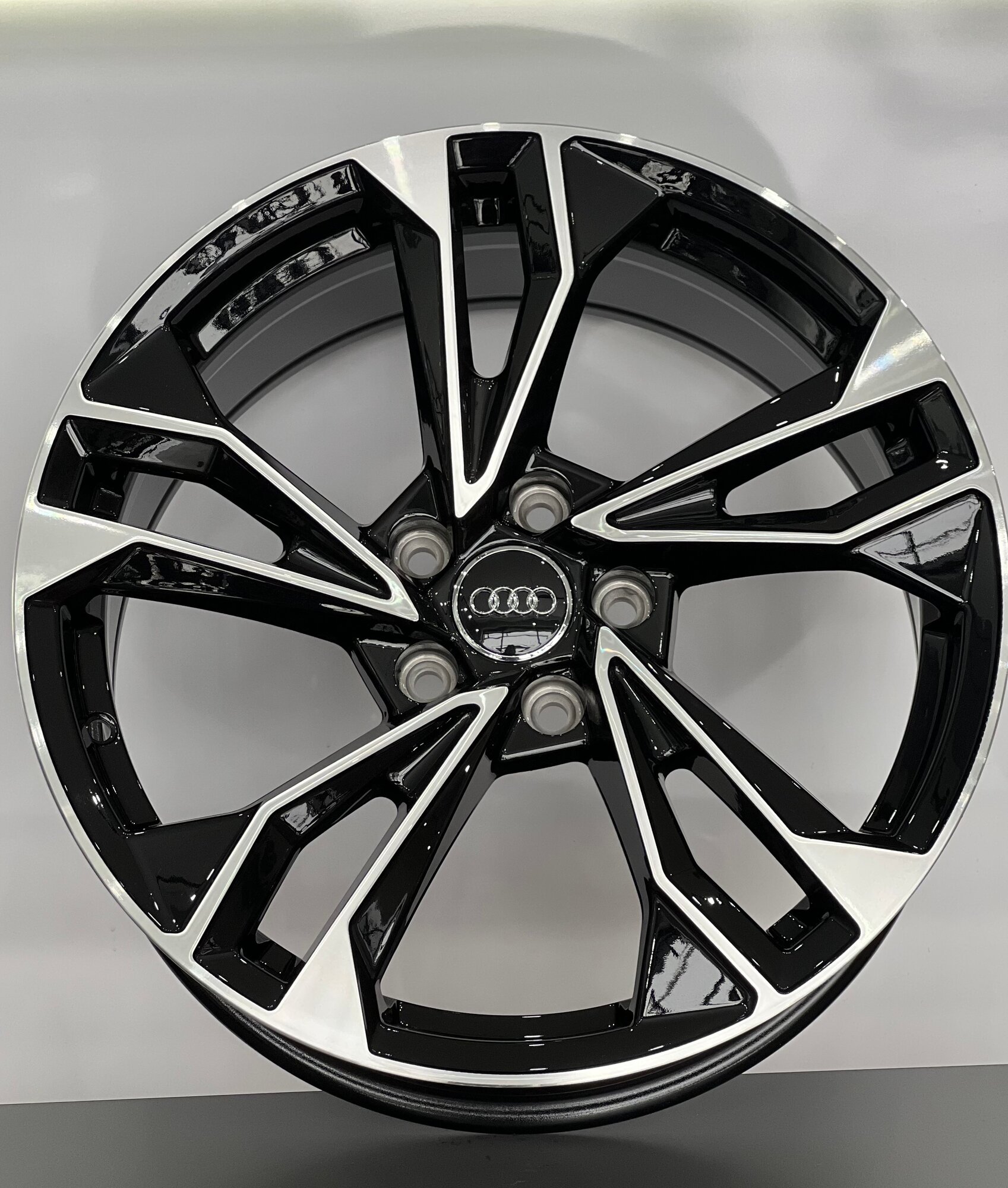 Колесные диски комплект (4 штуки) FC5493, R18, 8.5 J, PCD 5x112, ET 40, DIA 66.6, BMF