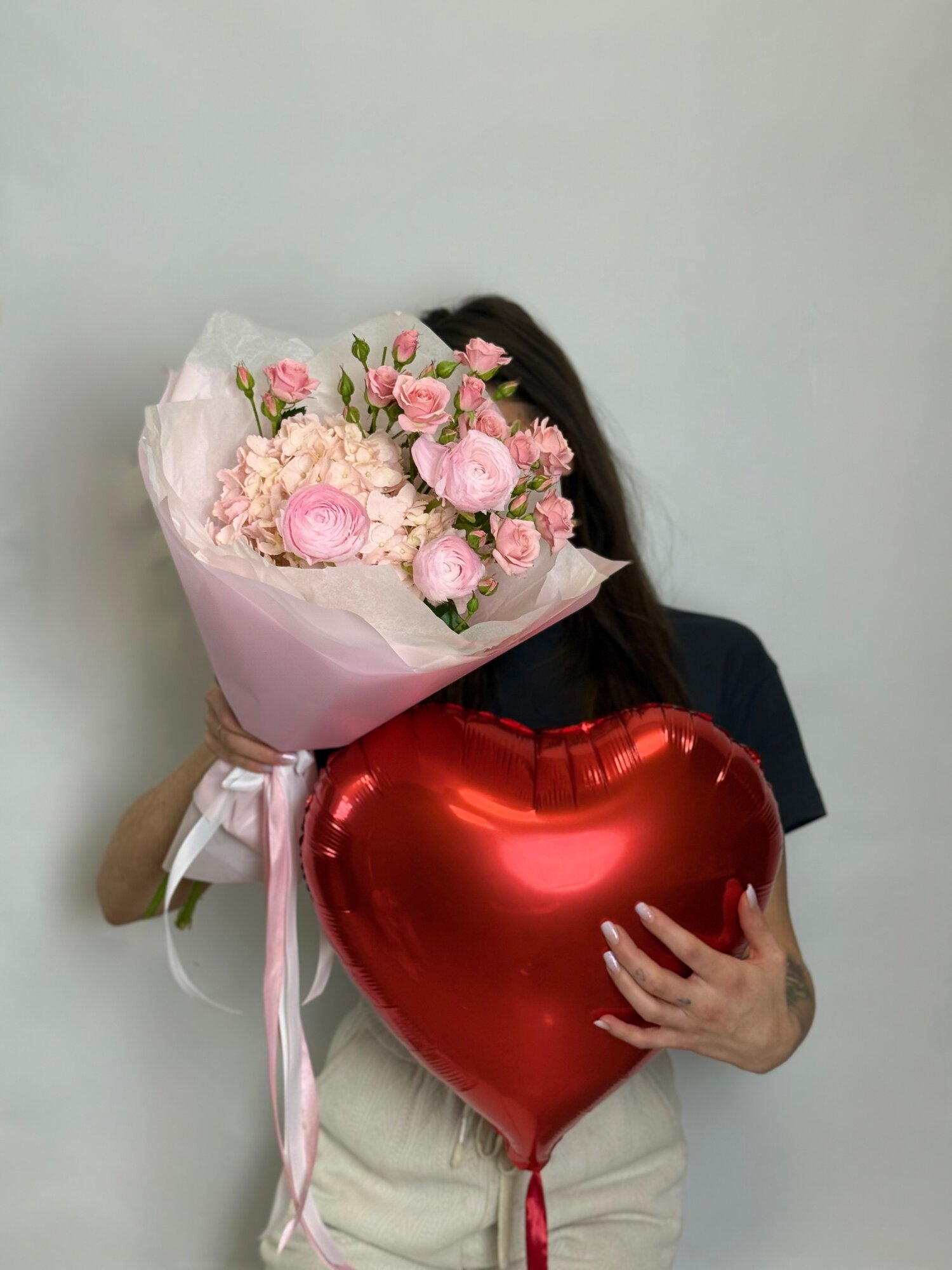 Букет с гортензией , ранункулюсами и розами в сете с шариков сердце «Любовь»