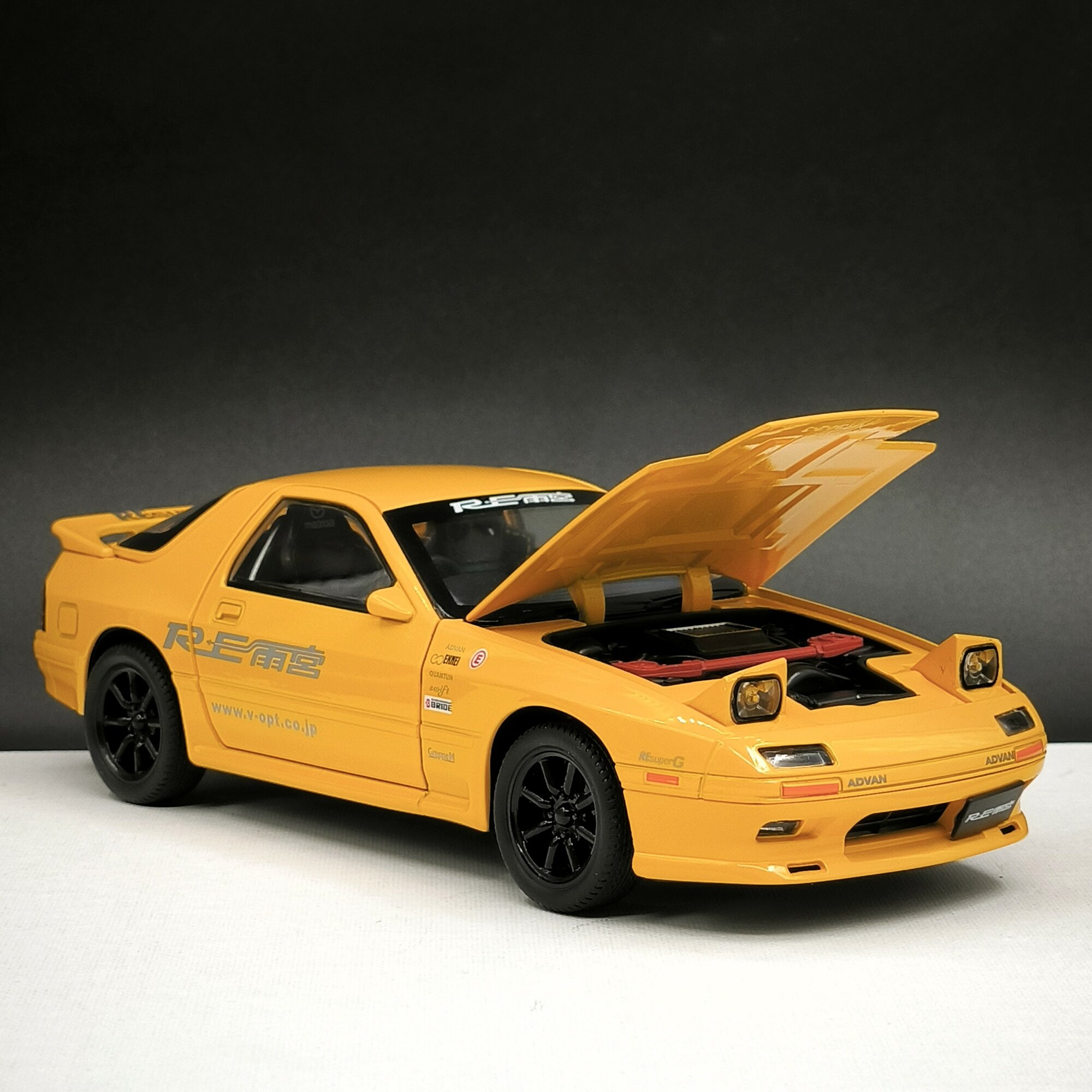 Машинка металлическая инерционная модель Mazda Savanna RX-7, с световым и звуковым сопровождением. Масштаб 1:24