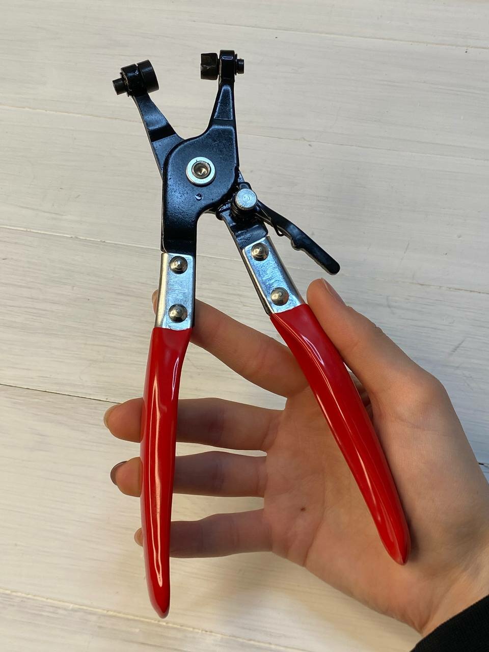 Клещи с фиксатором для пружинных хомутов