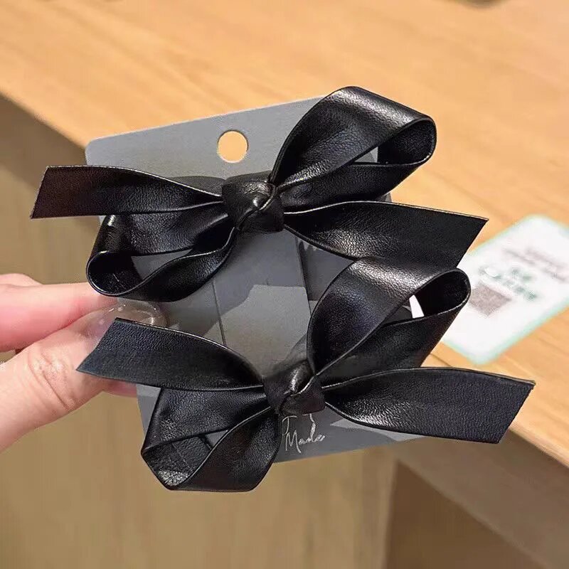 Искусственные кожаные заколки с бантом 2 шт.