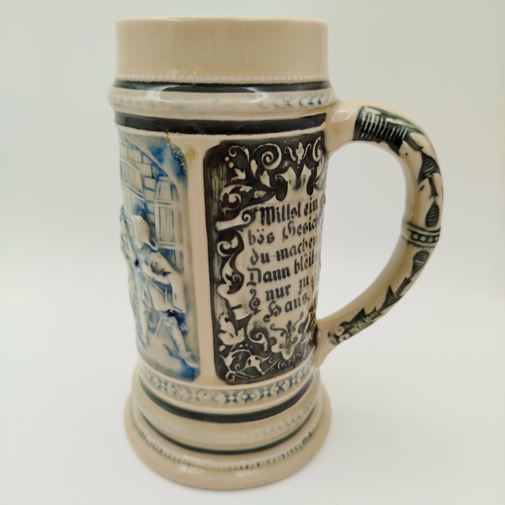 Кружка пивная со сценой в трактире, фарфор, рельеф, роспись, Германия, 1950-1990 гг.