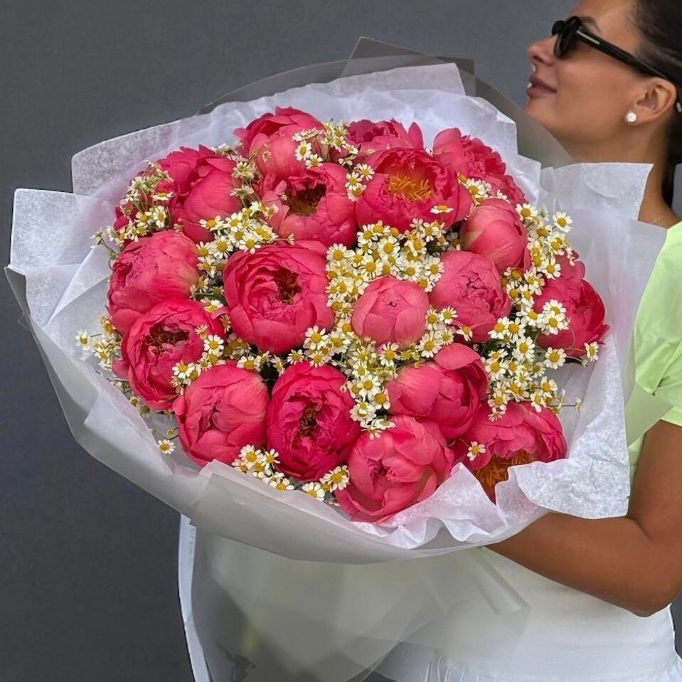 Букет из коралловых пионов 21 шт с кустовыми ромашками, красивый букет цветов, шикарный, премиум цветы, премиум букет