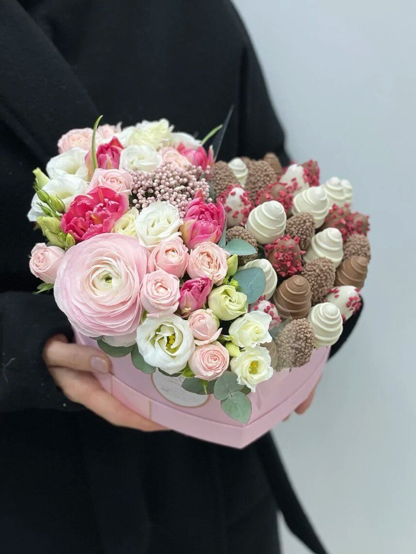 Коробка сердце с цветами и клубникой в белом и молочном шоколаде, малина, темный воздушный рис, Romance 2, 22 см