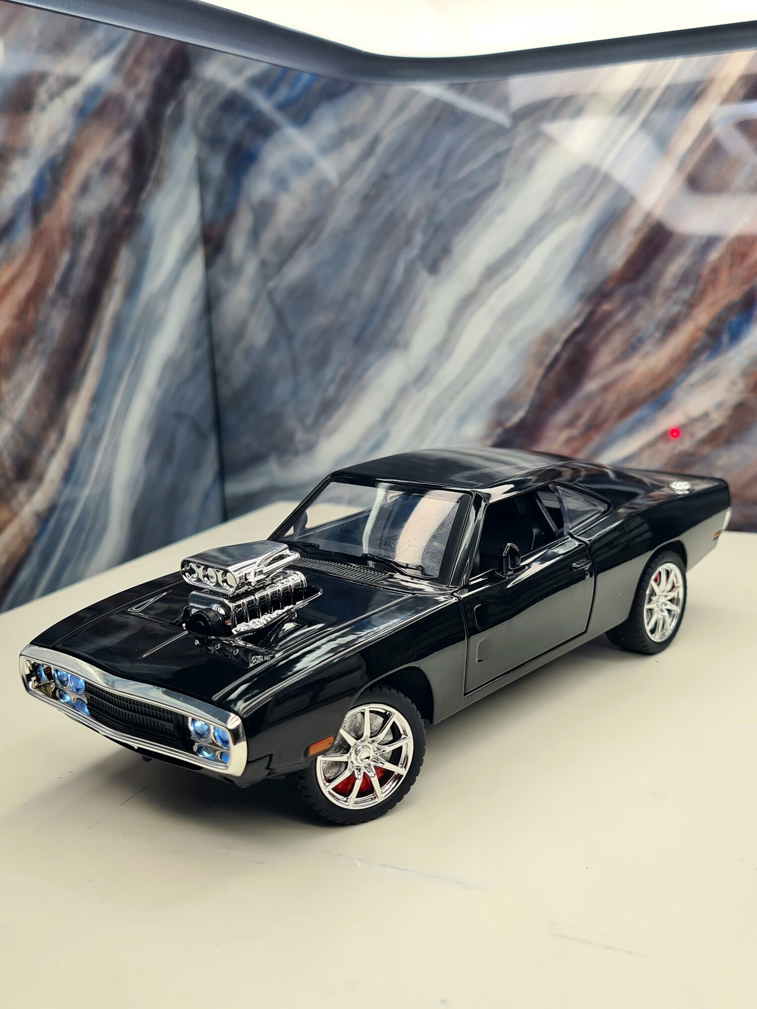 Металлическая машинка Dodge Charger R/T 1969 инерционная, свет, звук