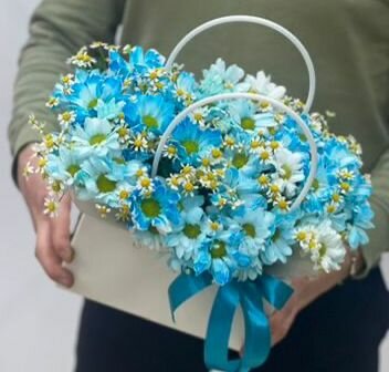 Красивая сумочка из кустовых контрастных хризантем и нежного танацетума . Подходит на любое торжество , очень стойкий .