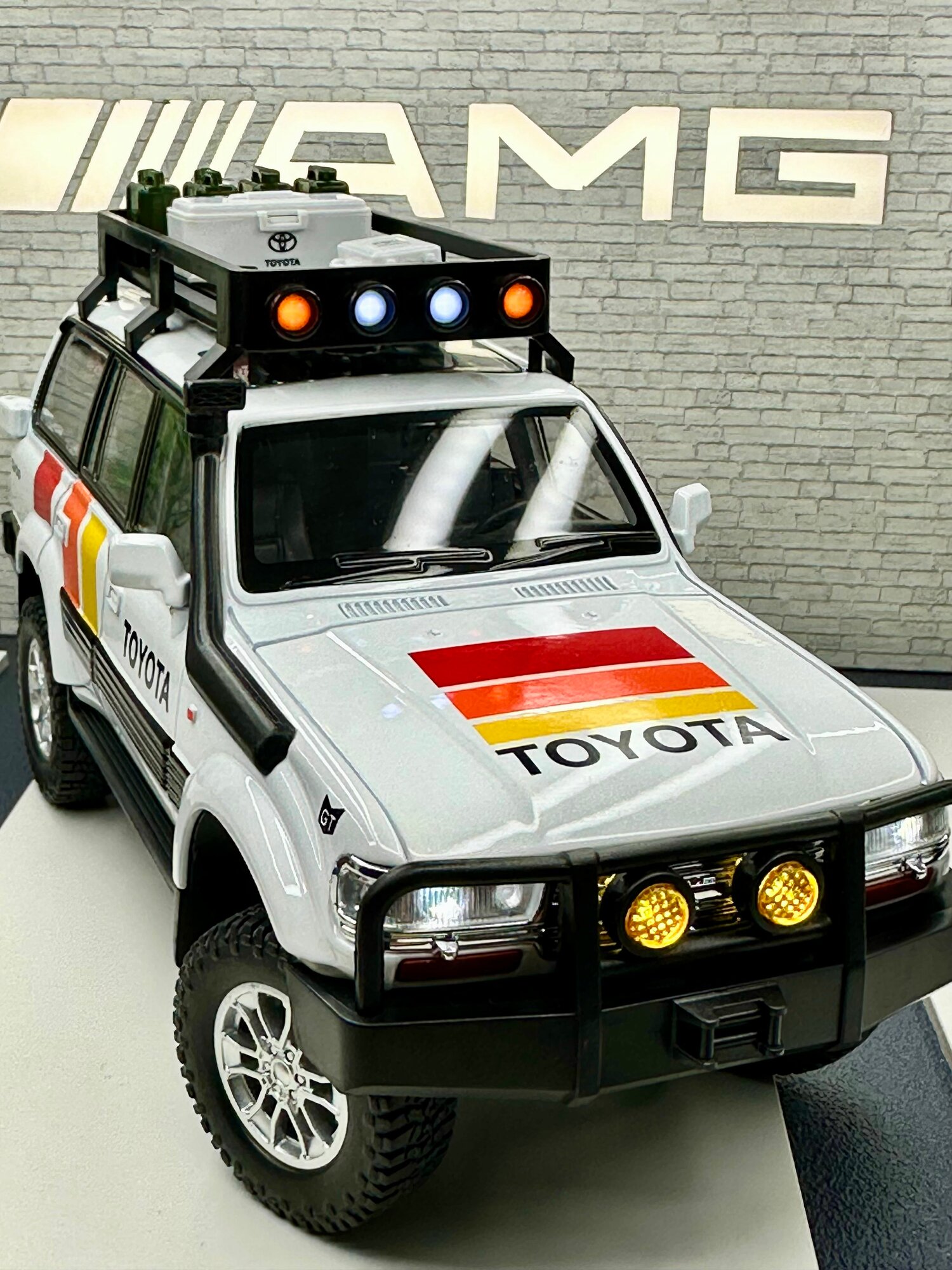 Металлическая машинка Toyota Land Cruiser 80