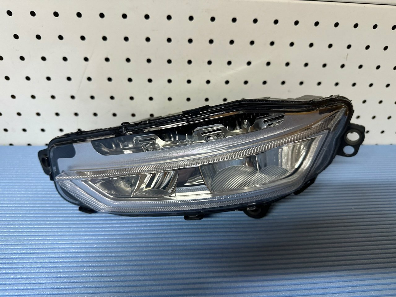Фара противотуманная левая LED для грузовиков VOLVO FH5 (вольво ФШ5)