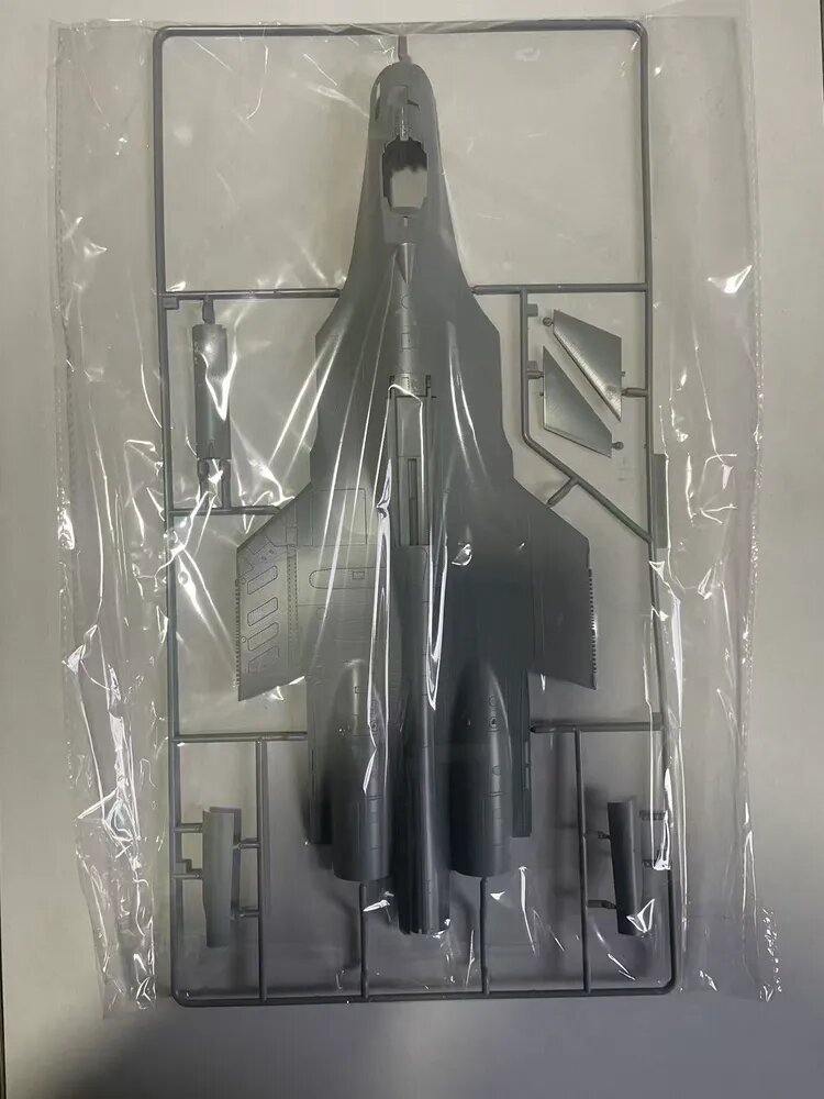 Сборная модель Kinetic Gold 1/48 Российский бортовой истребитель Су-33 FLANKER D K48062 — фото 1