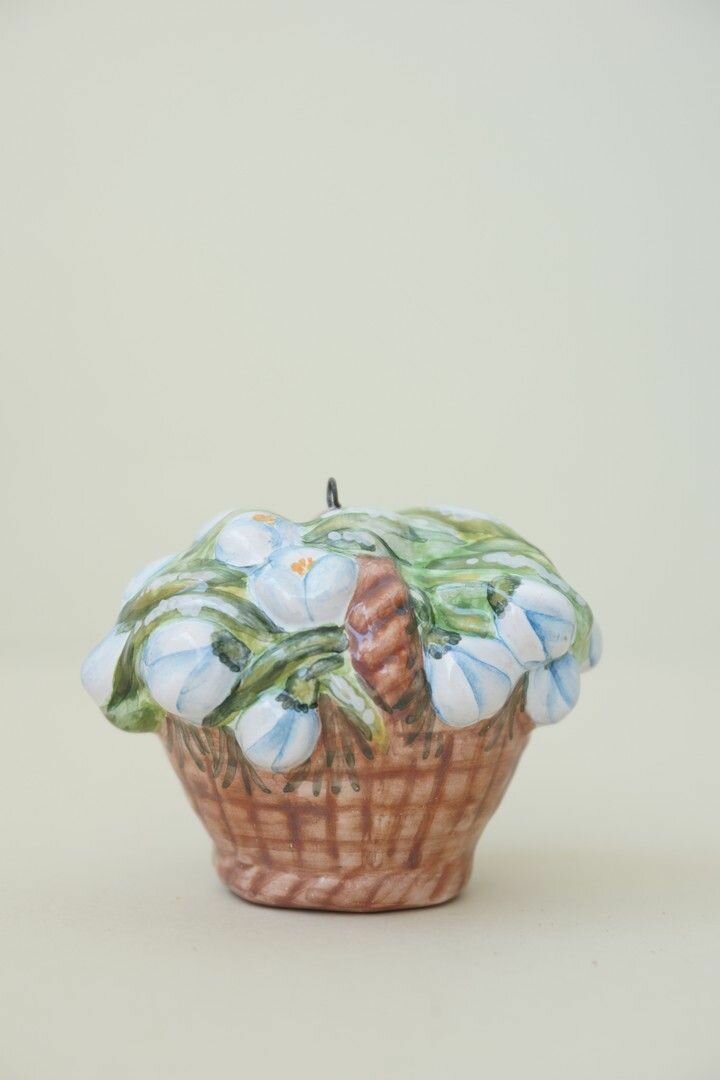Ёлочная игрушка "Корзинка с подснежниками". Ярославская майолика. Керамика ручной работы. Сделано в России.