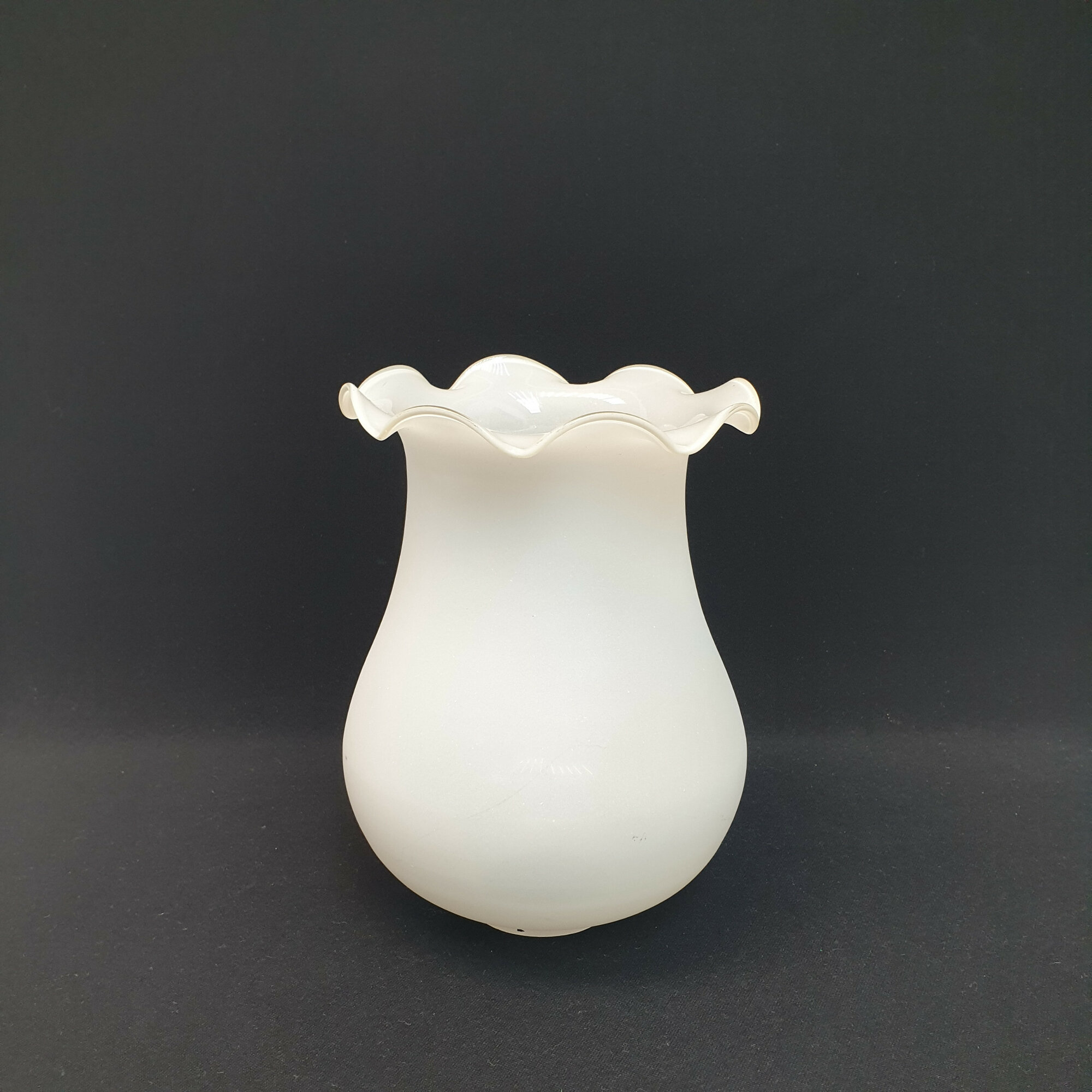 Винтажный плафон, матовое стекло, диам. посад. места 5 см, СССР.