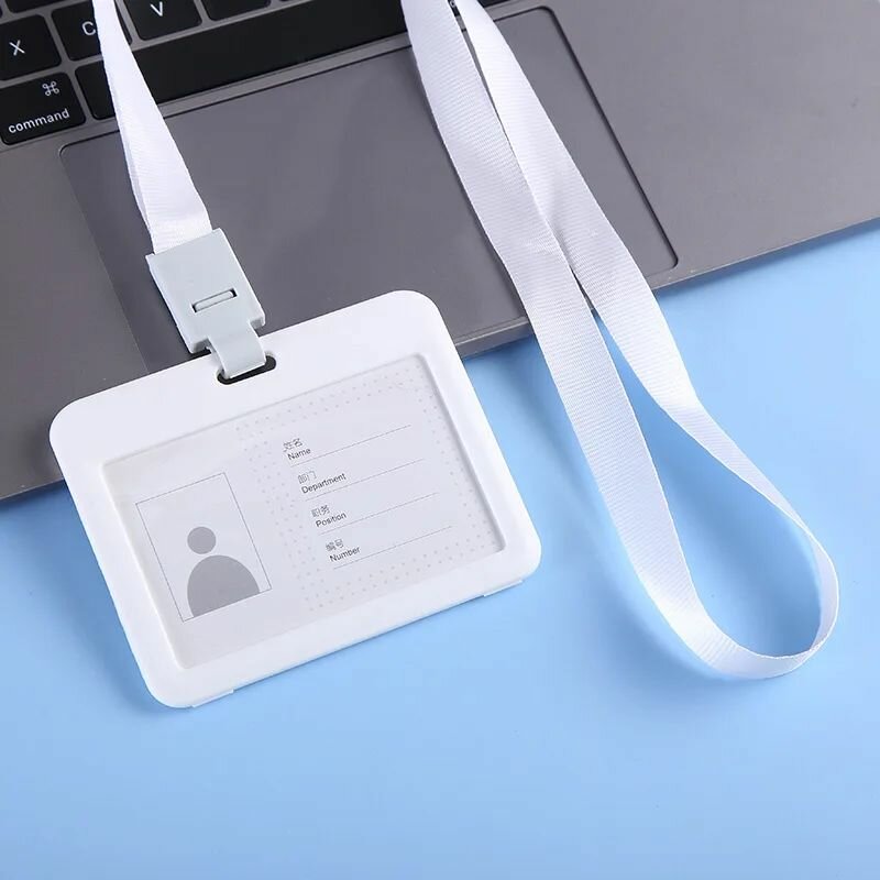 Бейдж горизонтальный на ленте 8,5 х 5,4 см для пропусков белый