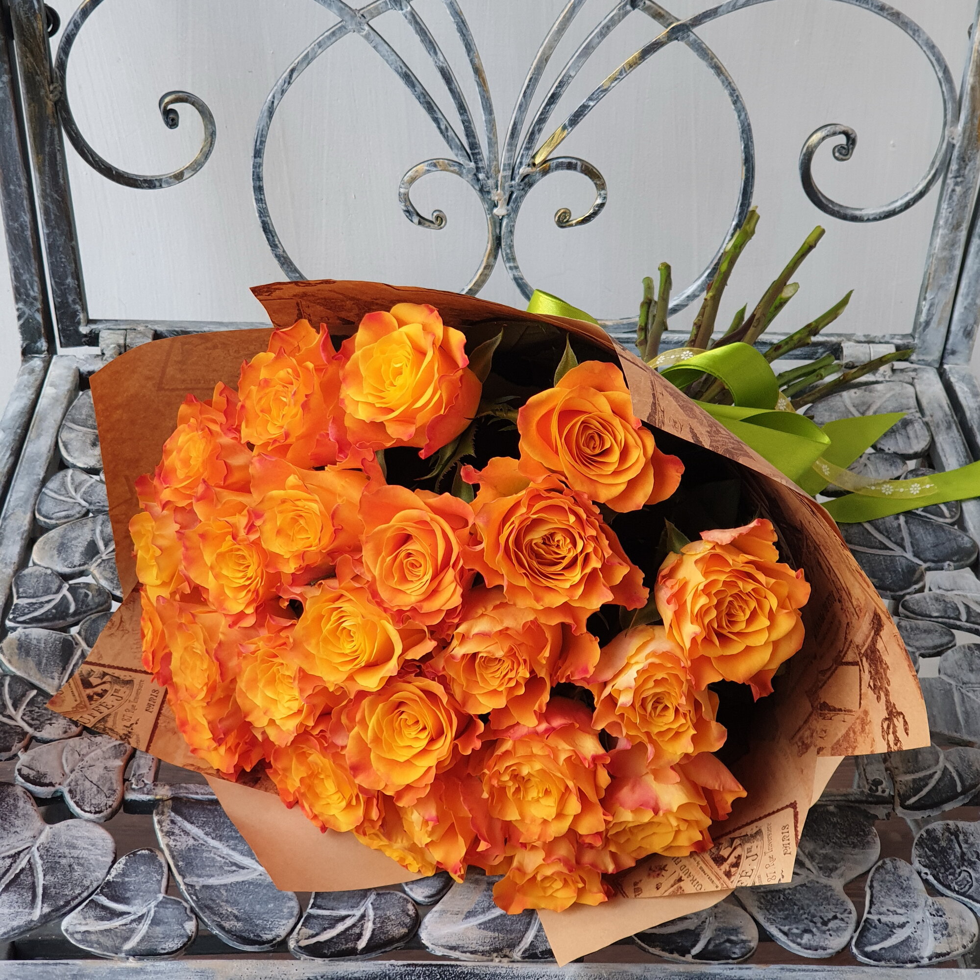 Букет из оранжевых роз "Кения", 25 штук, в крафтовой упаковке