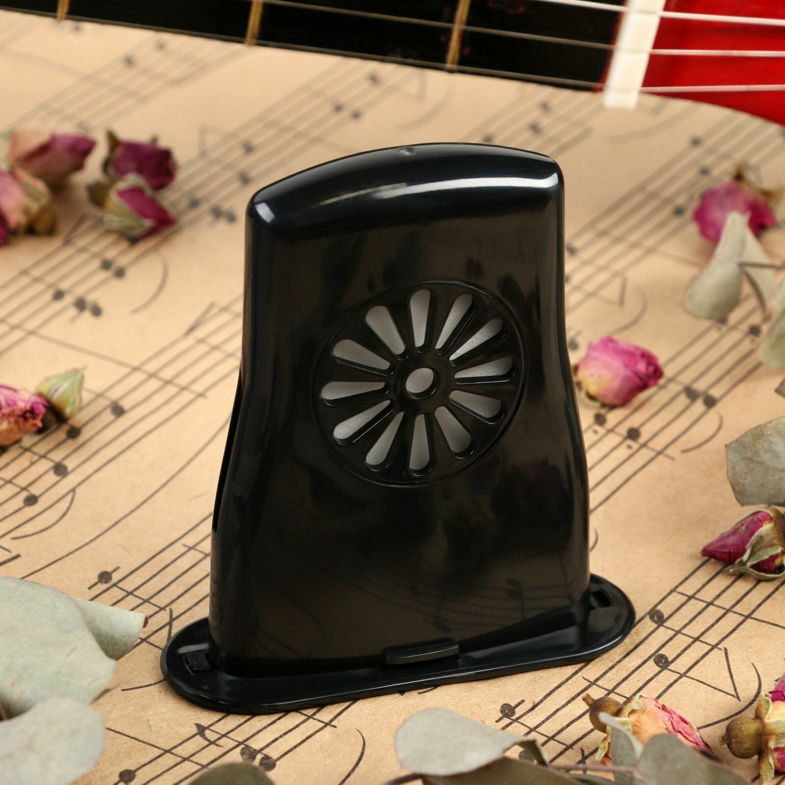 Увлажнитель гитарный черный, размер упаковки: 3 x 8.5 x 8 см.